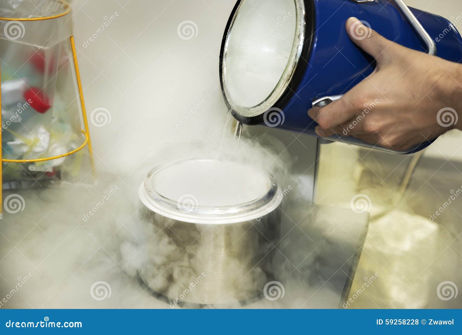 Persona con azoto liquido fotografia stock. Immagine di liquido - 59258228