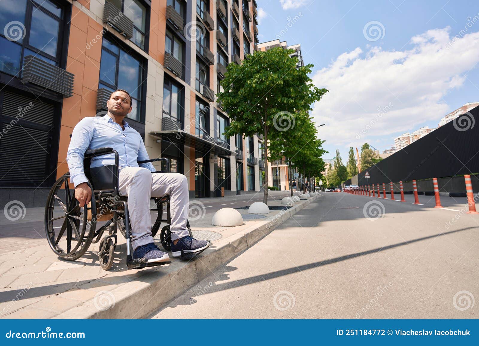 Persona Con Silla De Ruedas Grave Que Intenta Cruzar La Calle Foto De
