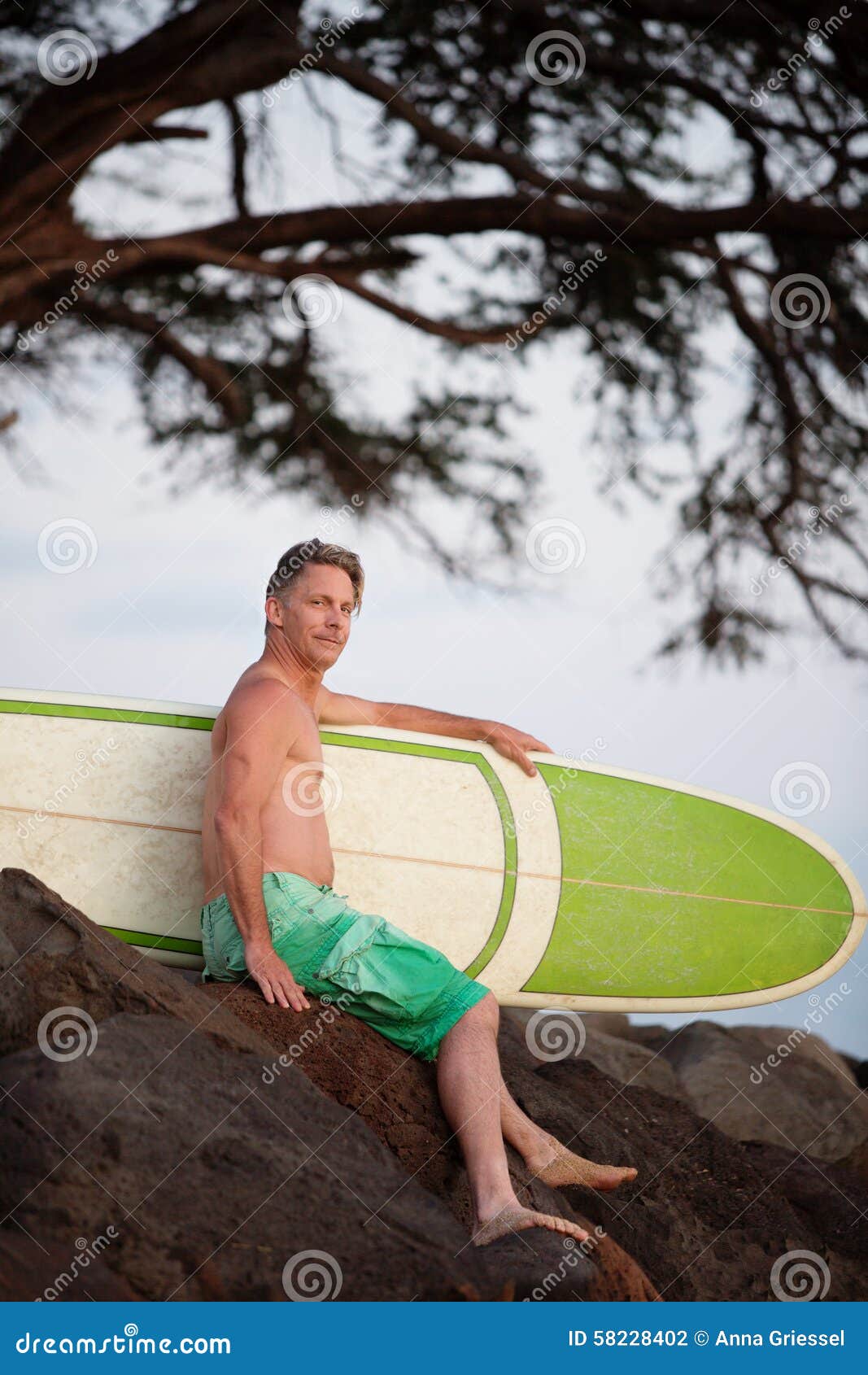 Persona Con Su Tabla Hawaiana Foto de archivo - Imagen de blanco ...