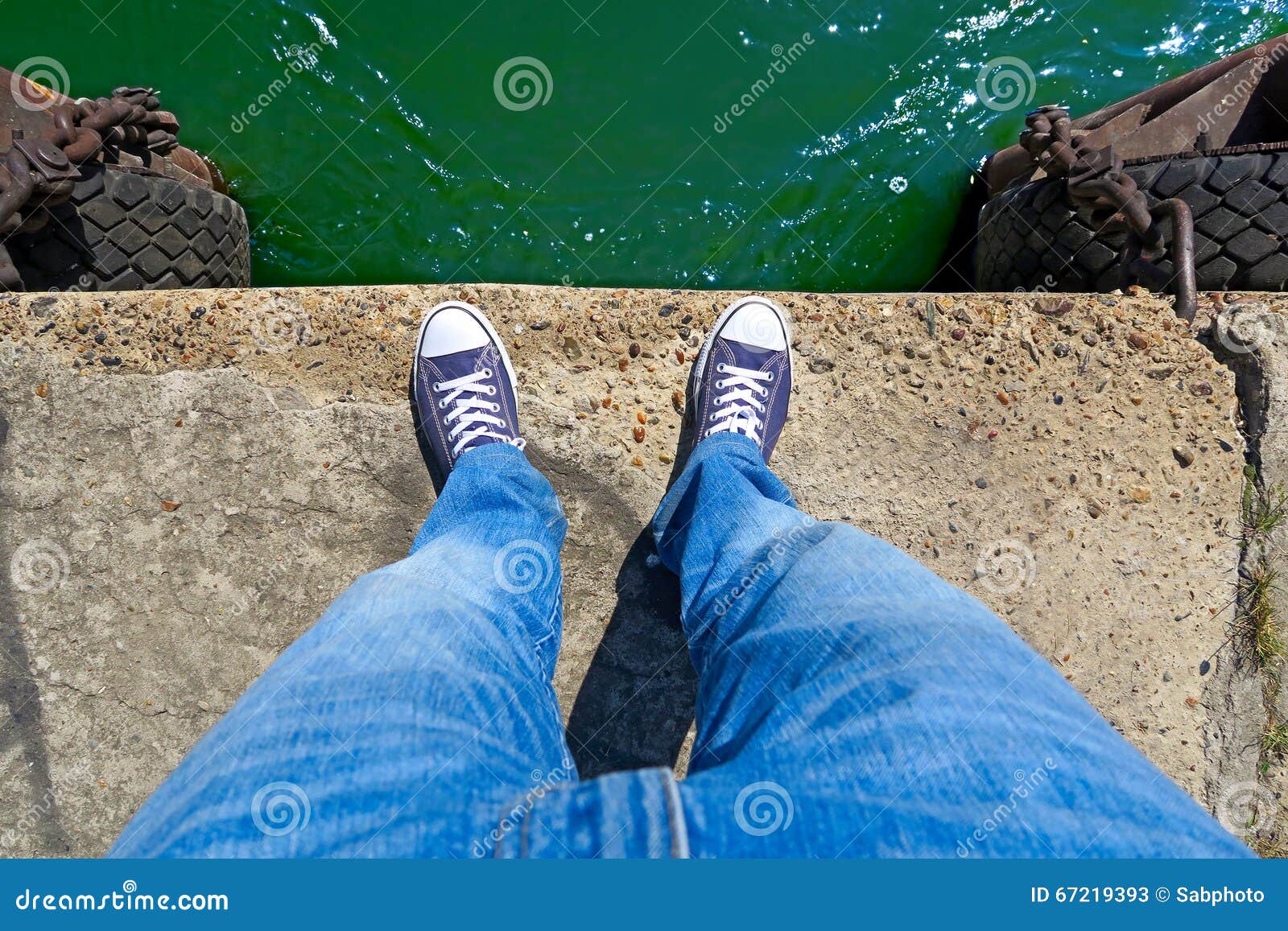 Persona en el borde imagen de archivo. Imagen de concepto - 67219393