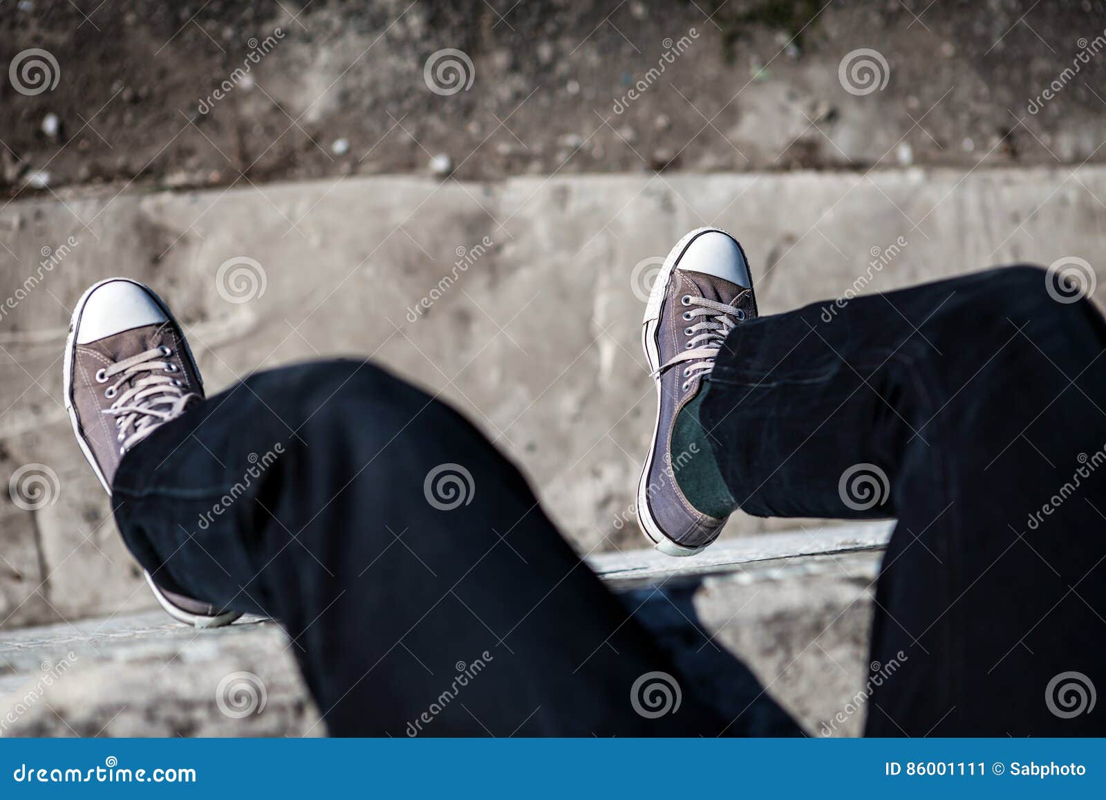 Persona en el borde imagen de archivo. Imagen de problema - 86001111