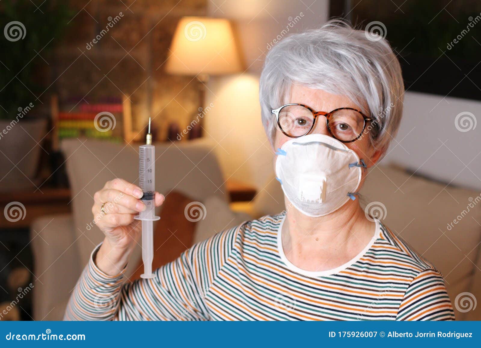 Persona Infectada Inyectando Una Vacuna Imagen de archivo - Imagen de ...