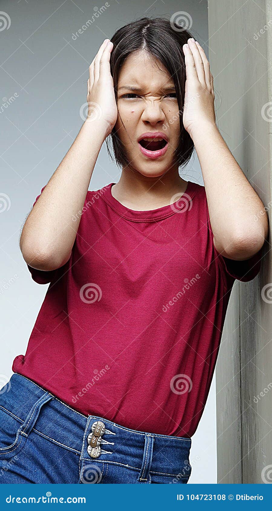 Persona joven ansiosa foto de archivo. Imagen de juventud - 104723108