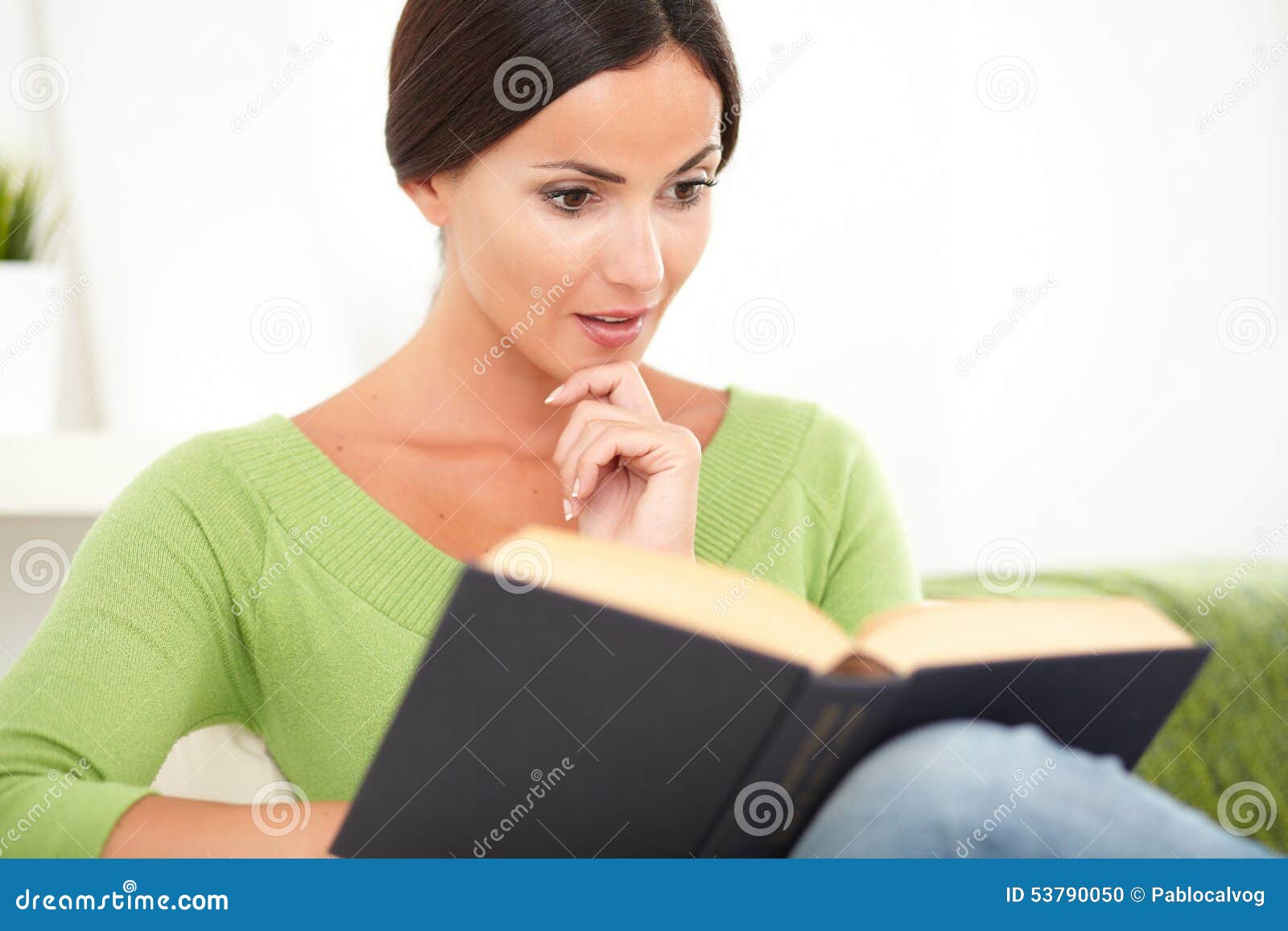 Persona Joven Que Lee Un Libro Interesante Foto de archivo - Imagen de ...