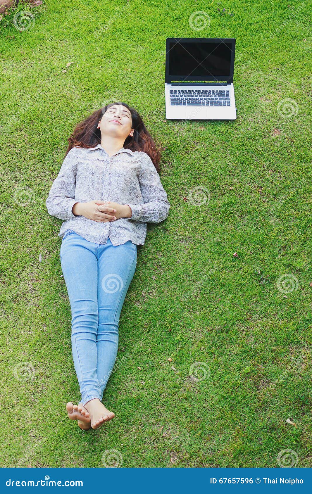 Persona Joven Relajada (adolescente) Que Miente En Hierba Foto de ...