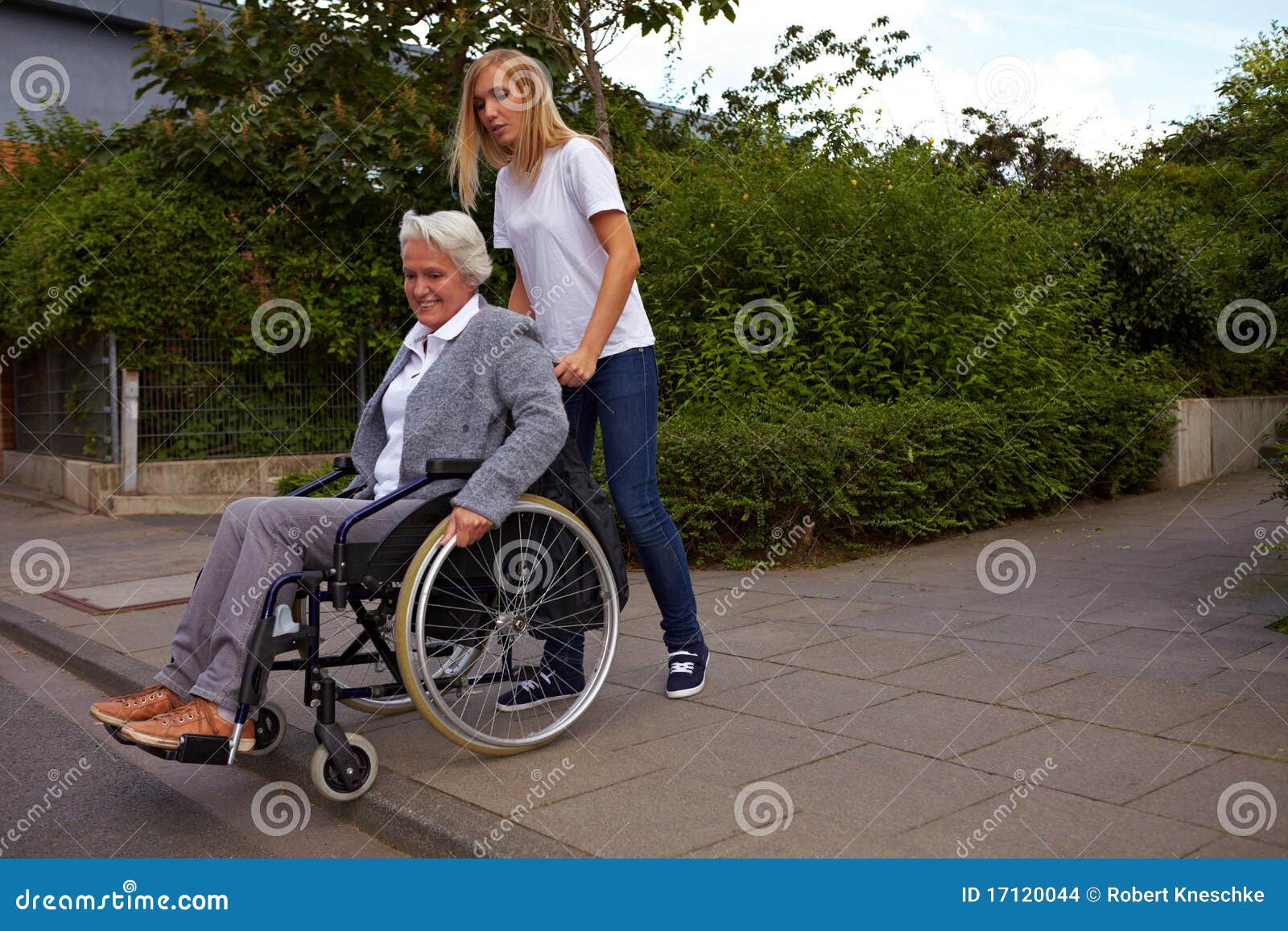 Persona Lisiada De Ayuda De La Mujer Foto de archivo - Imagen de ...