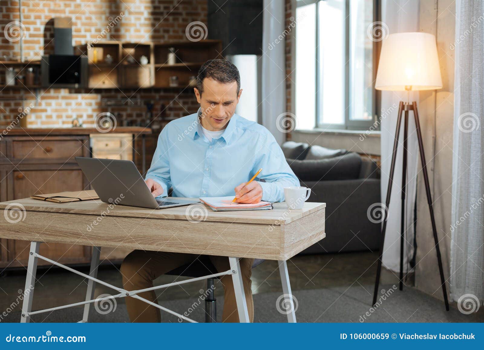 Persona Masculina Concentrada Que Hace Planes Imagen de archivo ...