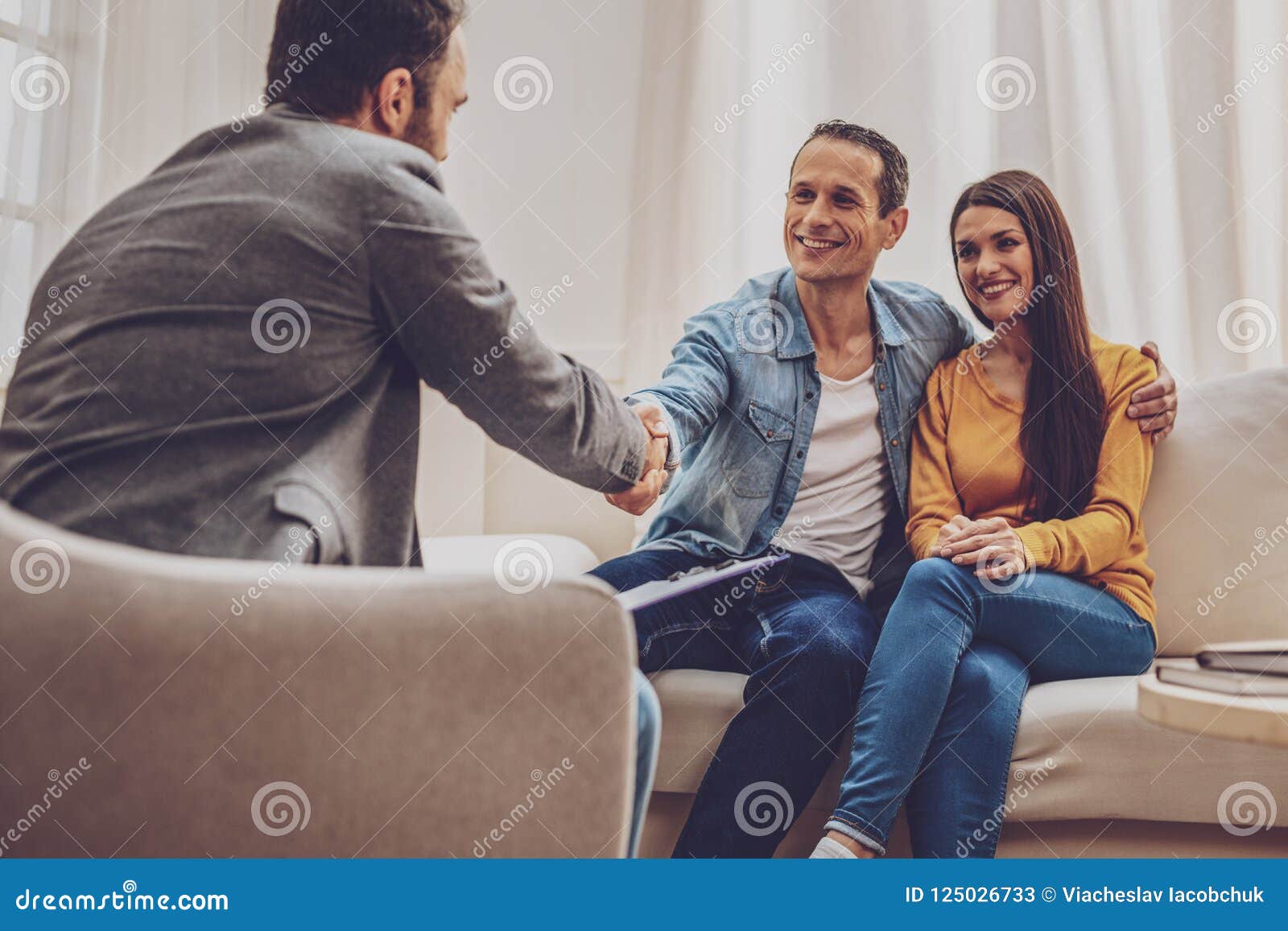 Persona Masculina Contenta Que Abraza a Su Mujer Imagen de archivo ...