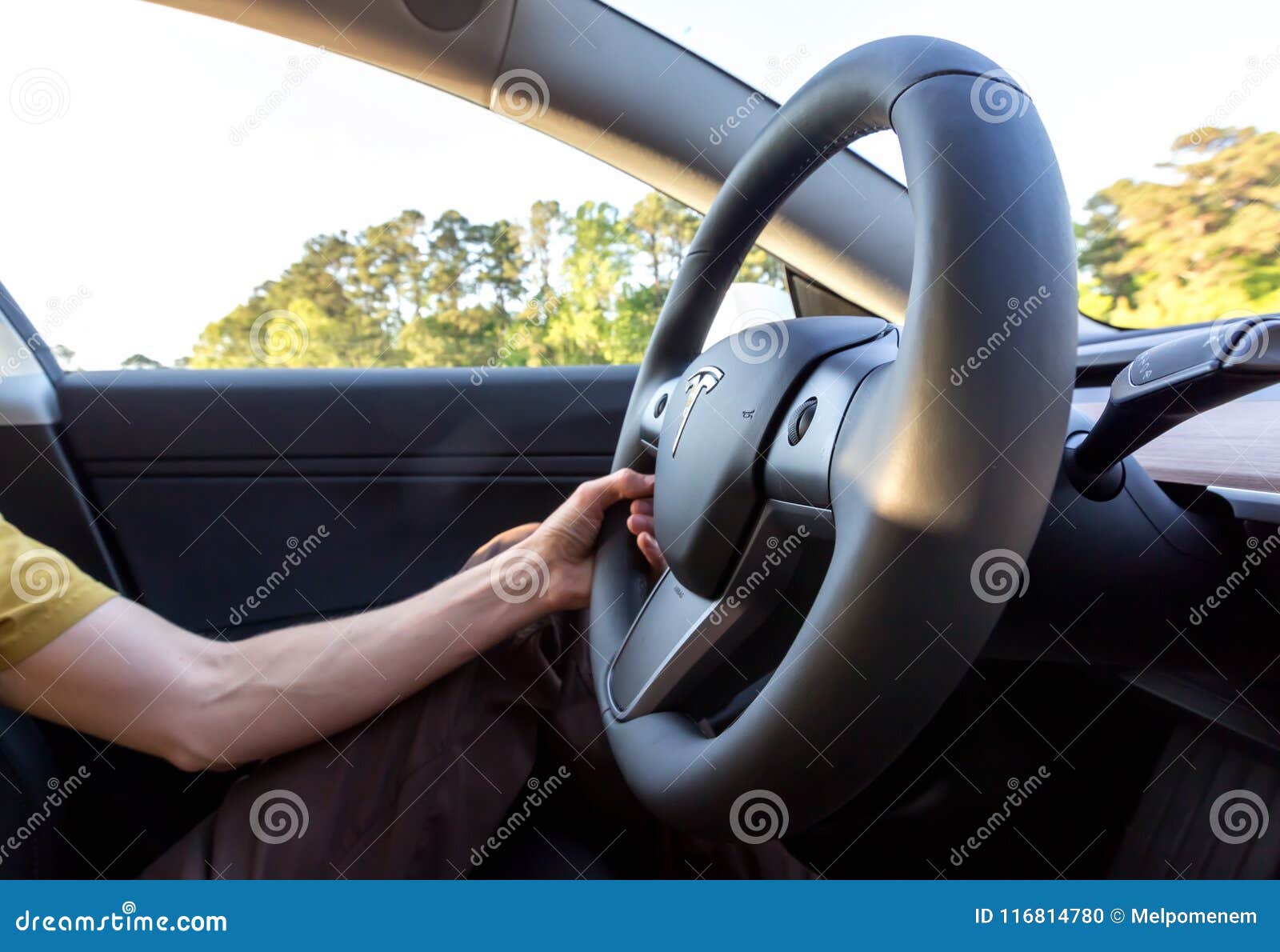 Persona Que Conduce Un Nuevo Modelo 3 De Tesla Imagen editorial ...