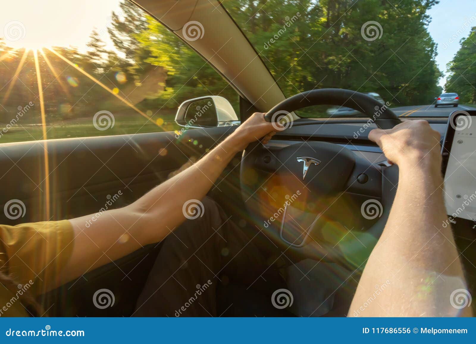 Persona Que Conduce Un Nuevo Modelo 3 De Tesla Foto editorial - Imagen ...