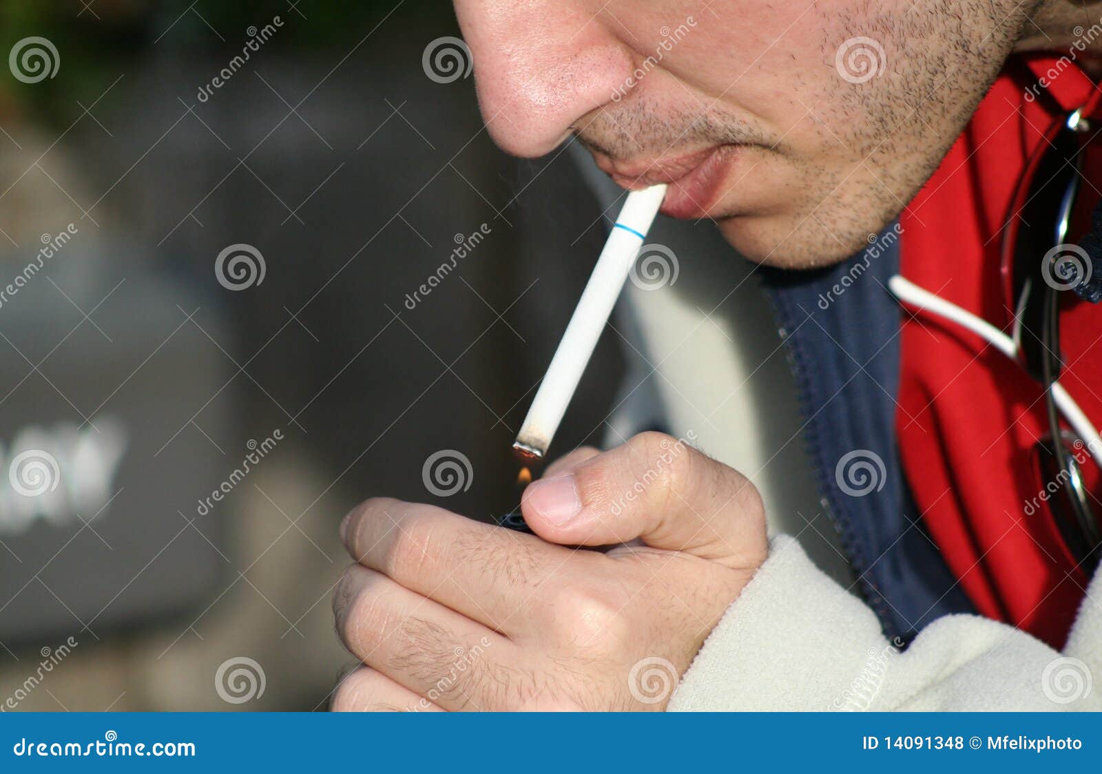 Persona Que Fuma Un Cigarrillo Foto de archivo - Imagen de objetos ...