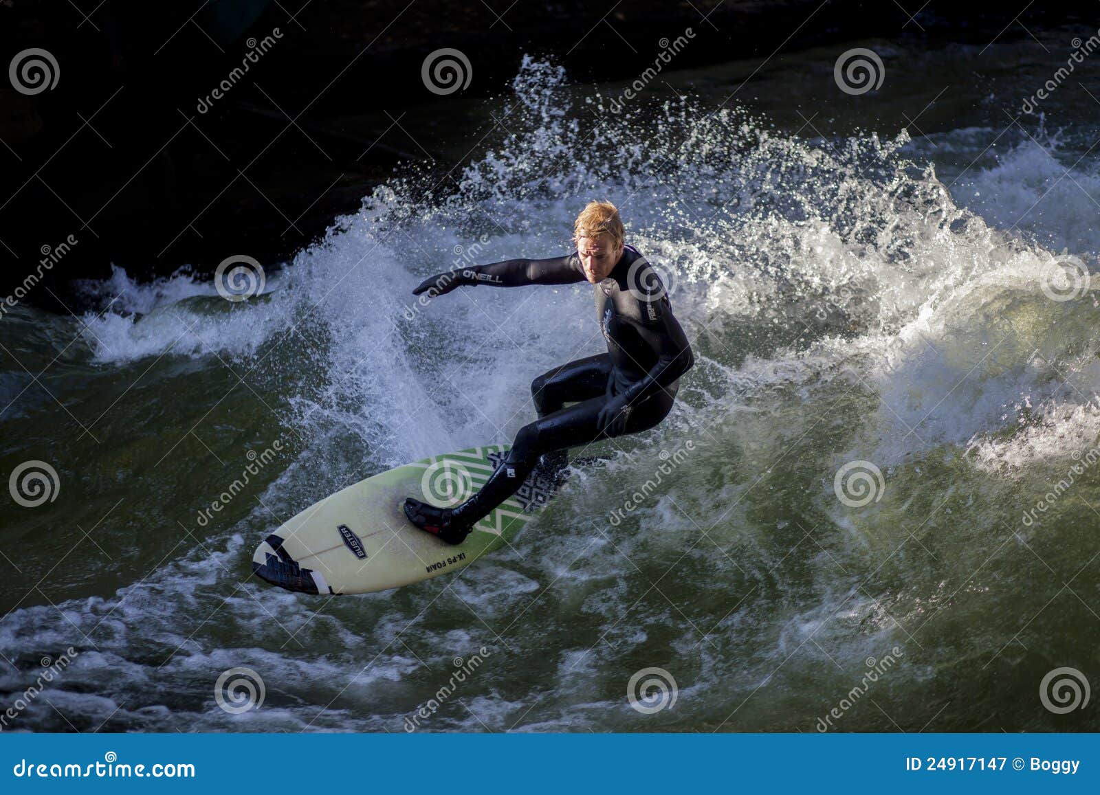 Persona que practica surf fotografía editorial. Imagen de exterior ...