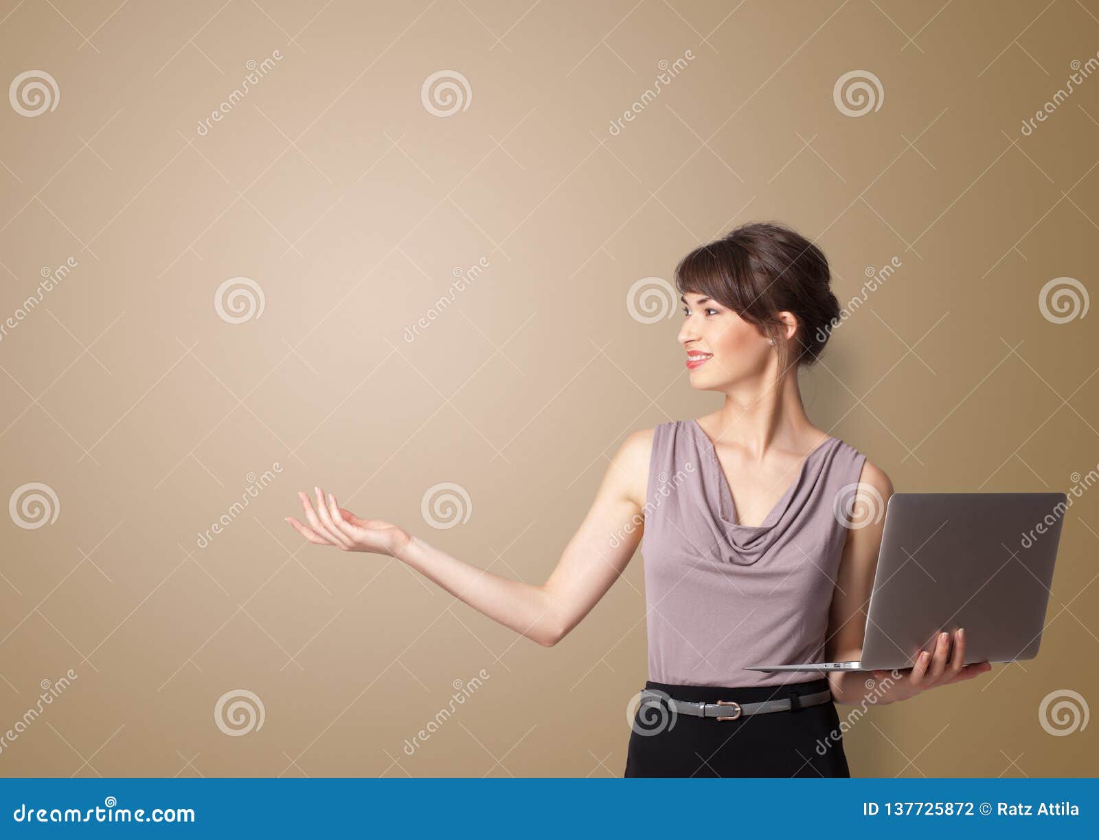 Persona Que Presenta Algo Con El Espacio Vacío Foto de archivo - Imagen ...