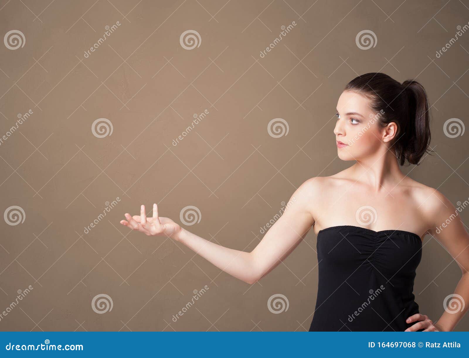 Persona Que Presenta Algo Con Espacio Vacío Foto de archivo - Imagen de ...