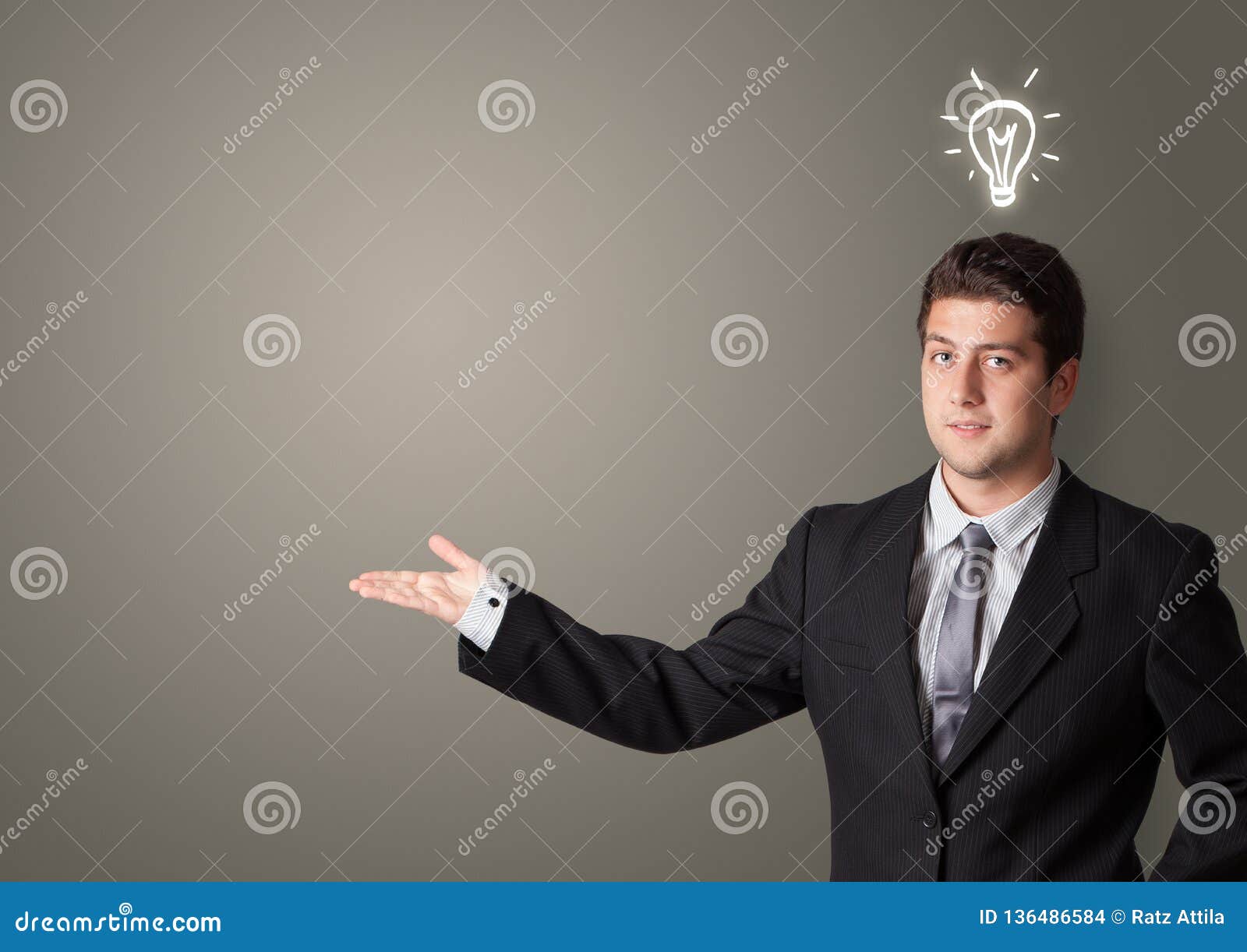 Persona Que Presenta Nuevo Concepto De La Idea Foto de archivo - Imagen ...