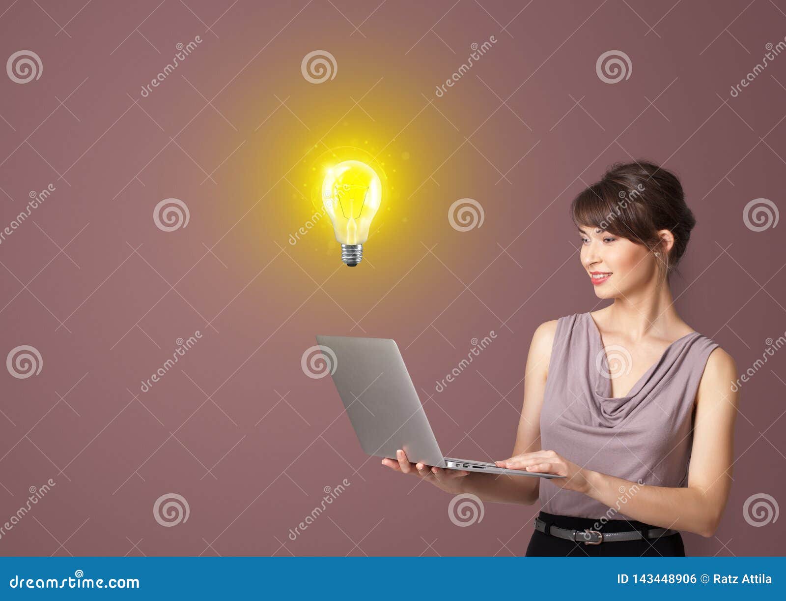 Persona Que Presenta Nuevo Concepto De La Idea Foto de archivo - Imagen ...