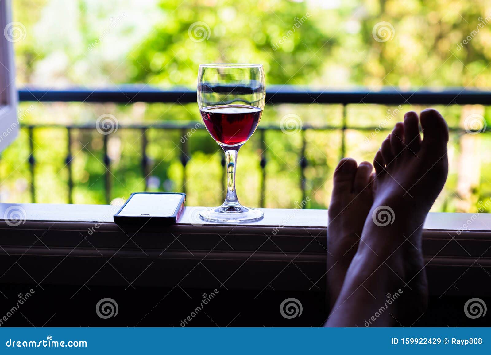 Persona Relajada Sentada Con Vino Imagen de archivo - Imagen de ...