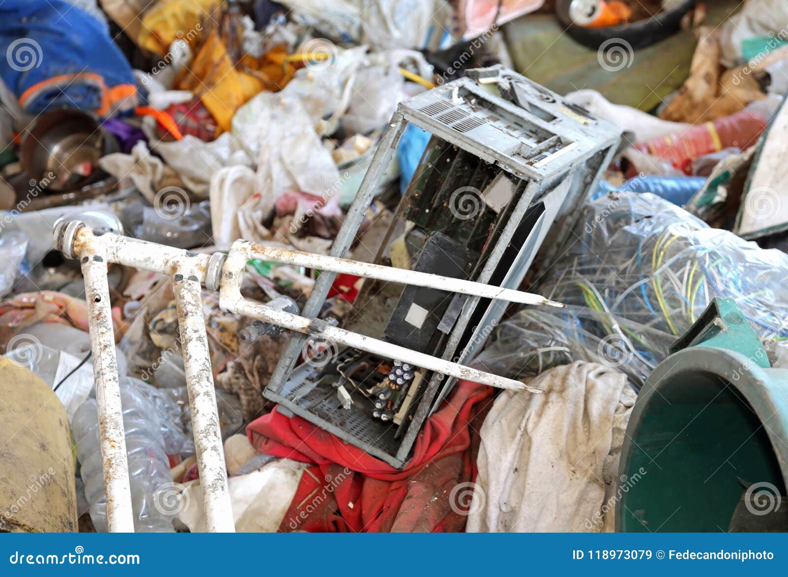 Personal Computer Bruciato E Una Bici Rotta Nel Rottamaio Immagine ...