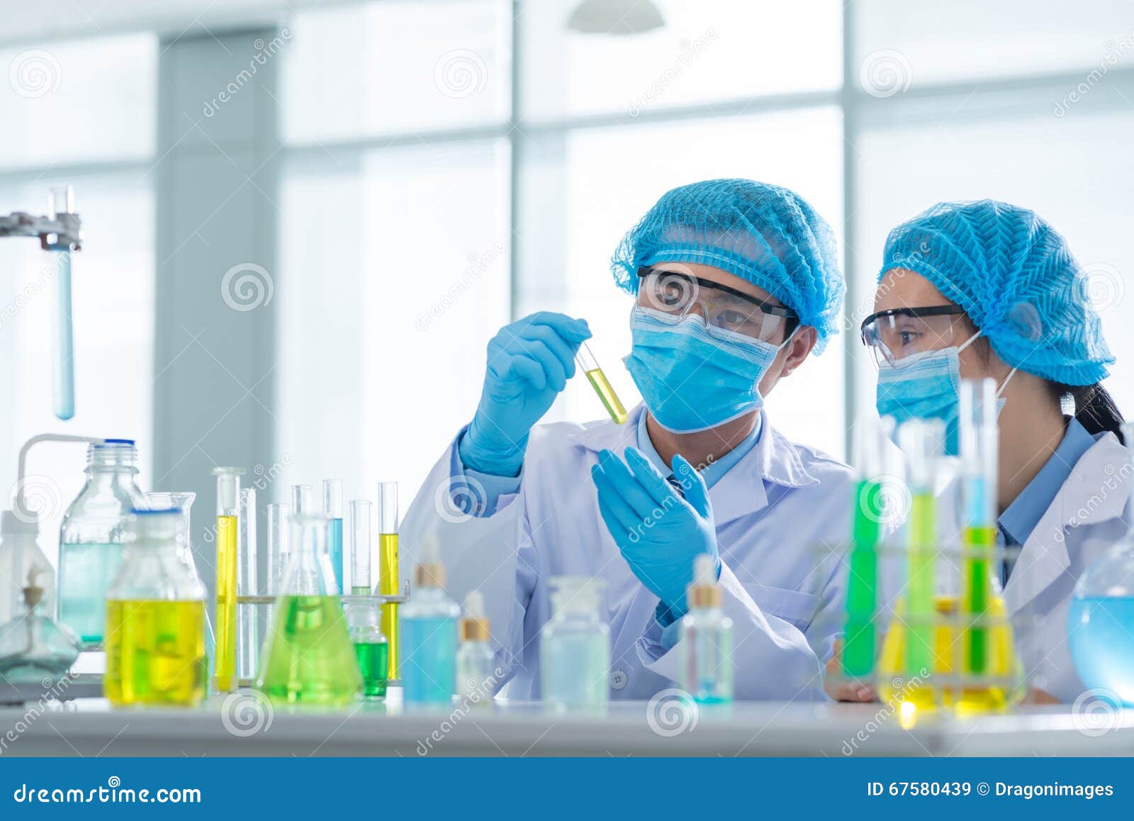 Personas científicas imagen de archivo. Imagen de reactivo - 67580439