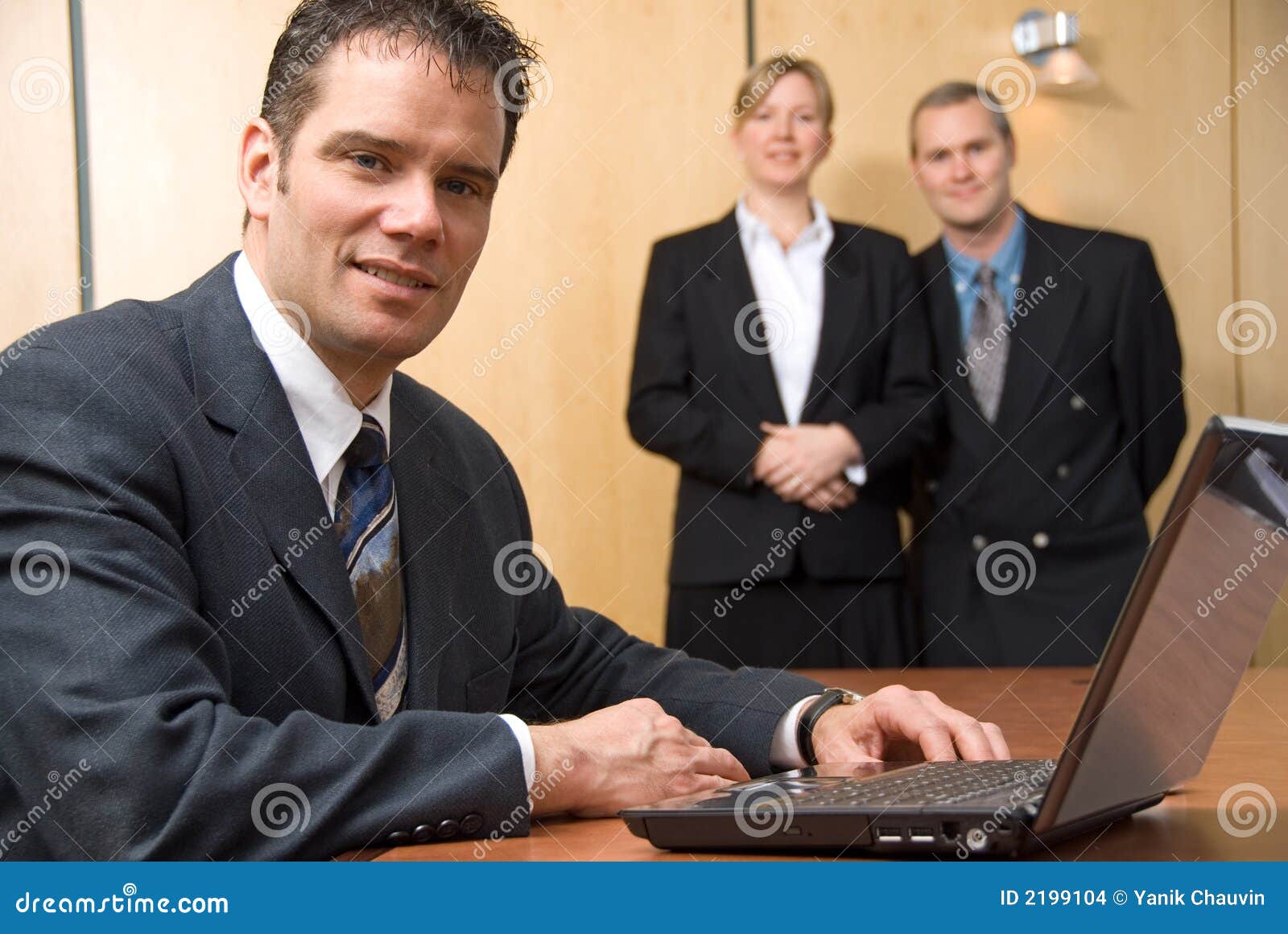 Personas de 3 foto de archivo. Imagen de mujer, negocios - 2199104