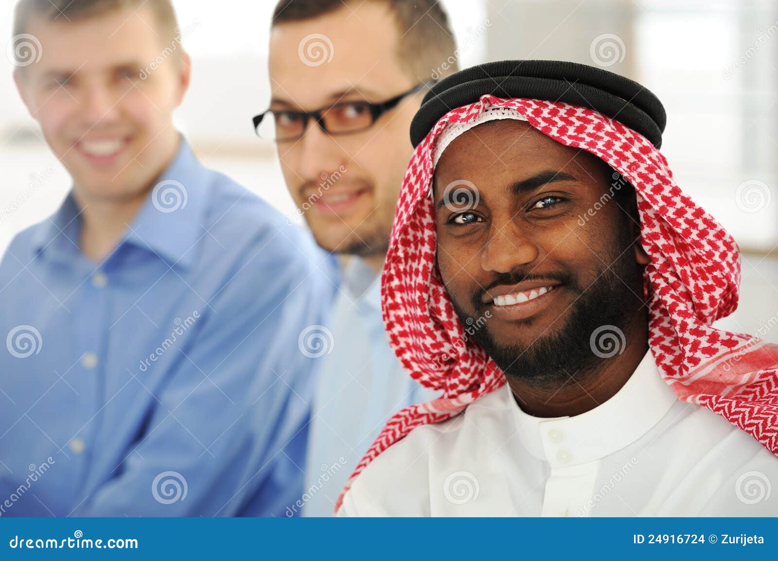 Personas Jovenes Multiculturales Del Asunto Foto de archivo - Imagen de ...