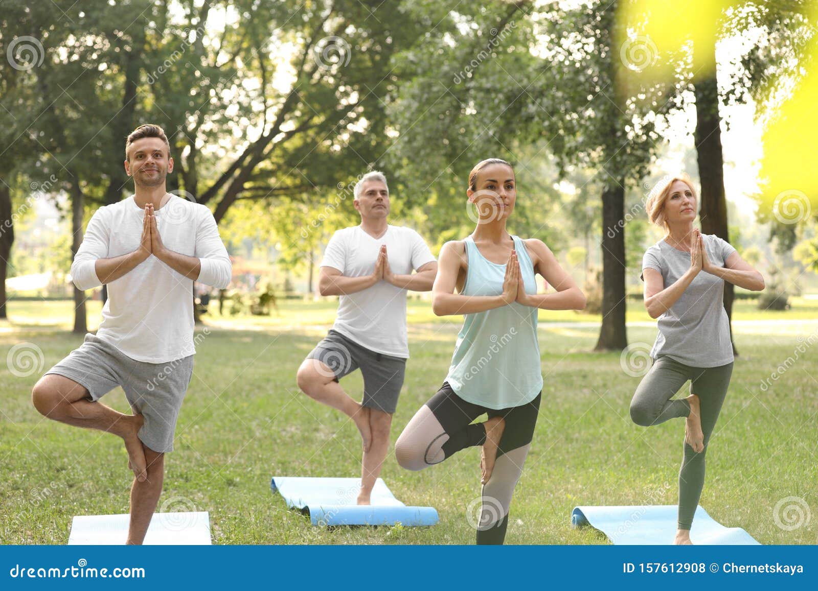 Personas Practicando Yoga En El Parque Foto de archivo - Imagen de ...