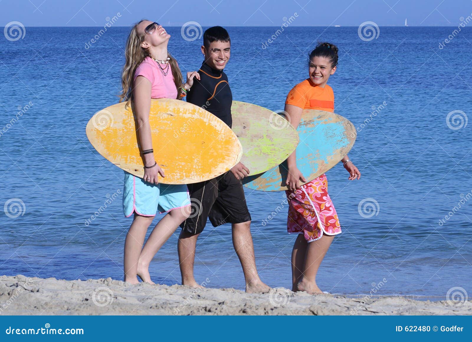 Personas que practica surf foto de archivo. Imagen de sonrisa - 622480