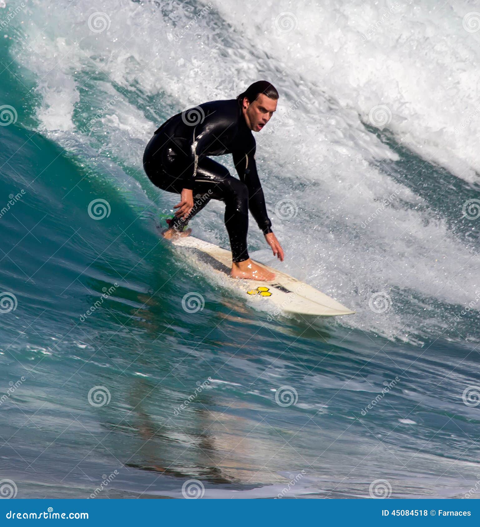 Personas Que Practica Surf En La Acción Foto de archivo editorial ...