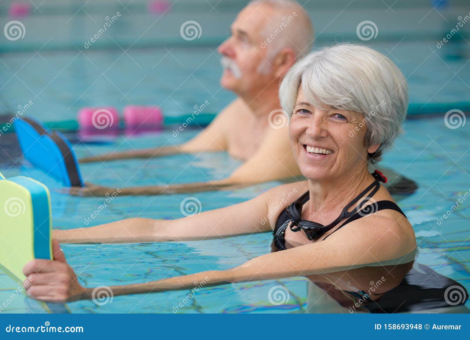 Personas Retratadas Nadando Con Tablas Foto de archivo - Imagen de ...