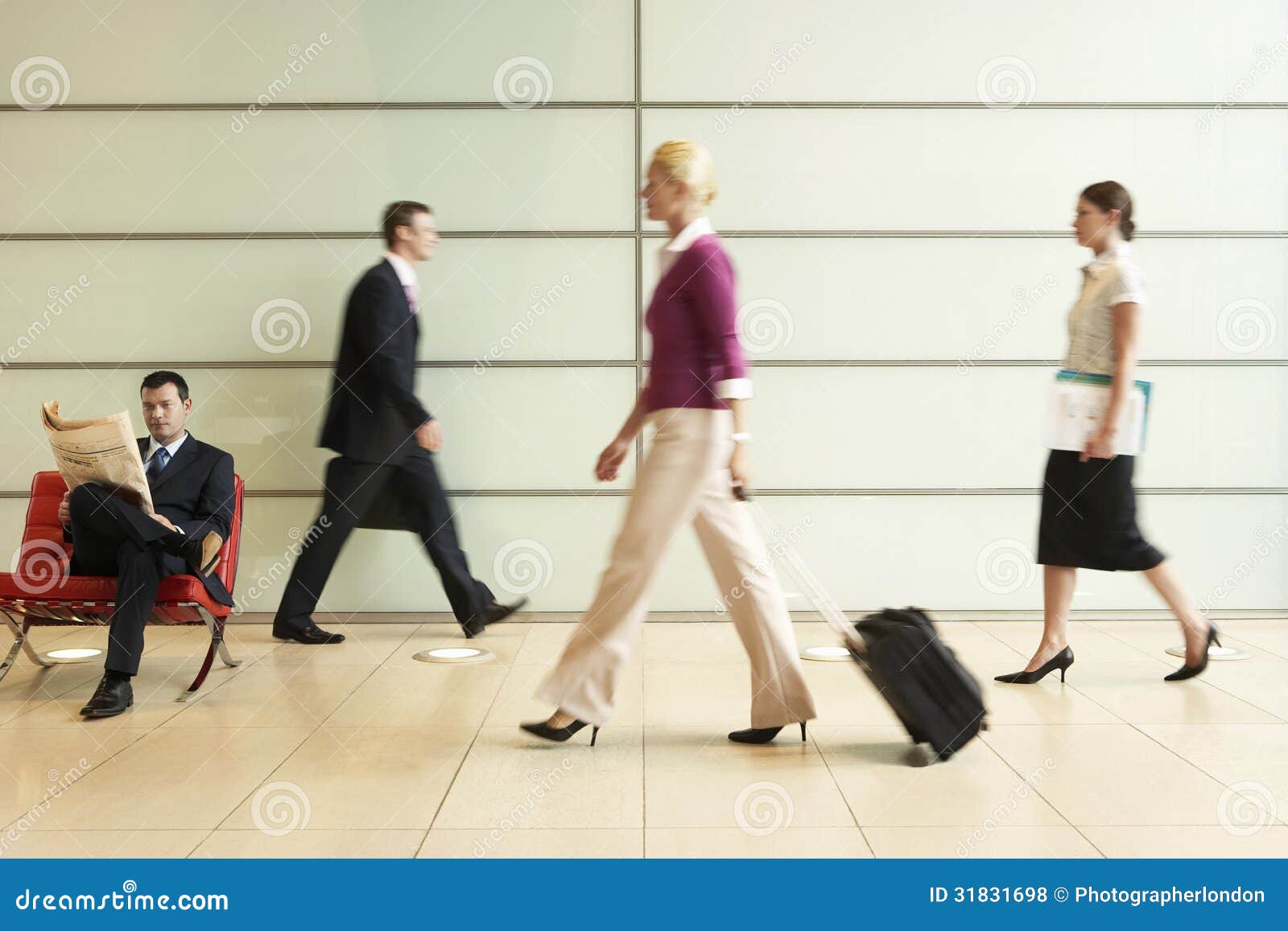 Persone Di Affari Che Camminano in Corridoio Dell'ufficio Fotografia ...