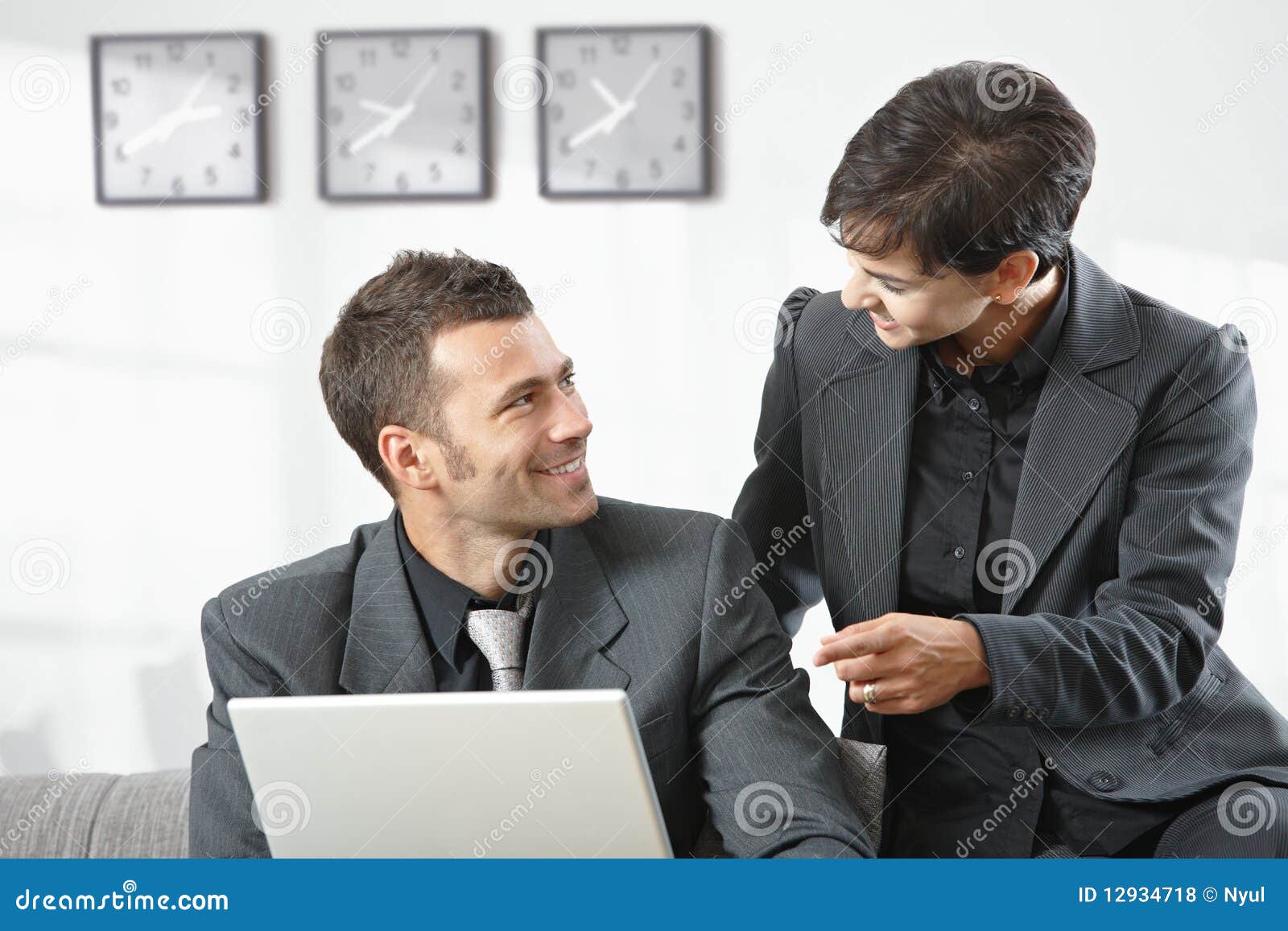 Persone Di Affari Che Comunicano All'ufficio Fotografia Stock ...