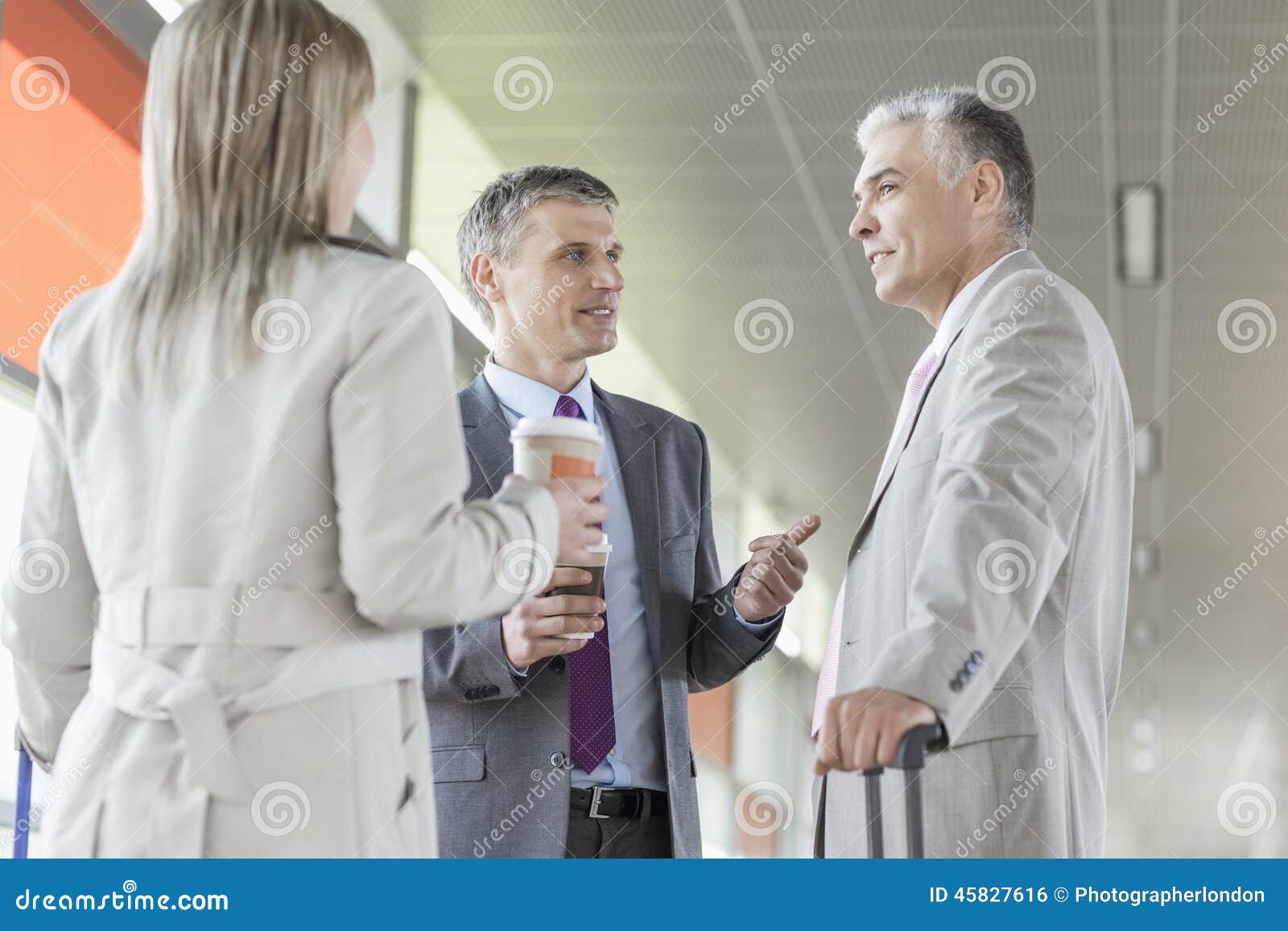 Persone Di Affari Che Comunicano Sulla Piattaforma Della Ferrovia ...