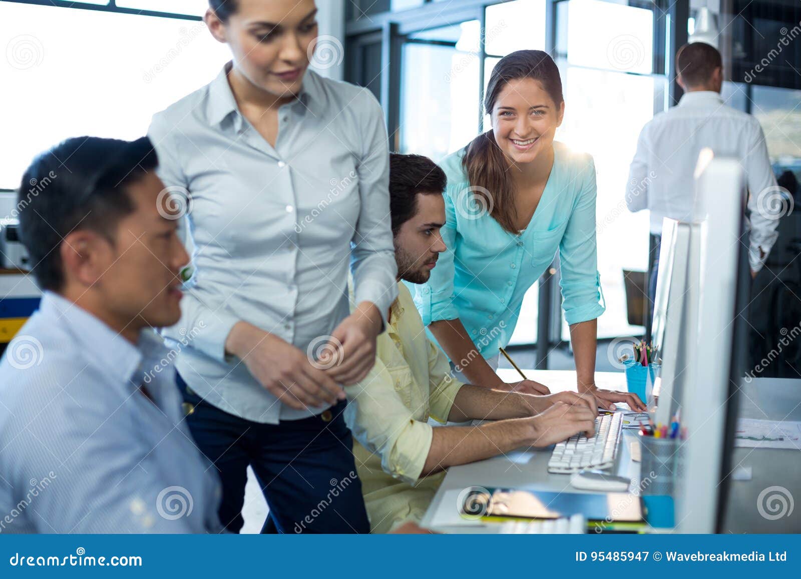 Persone Di Affari Che Lavorano Al Personal Computer Immagine Stock ...