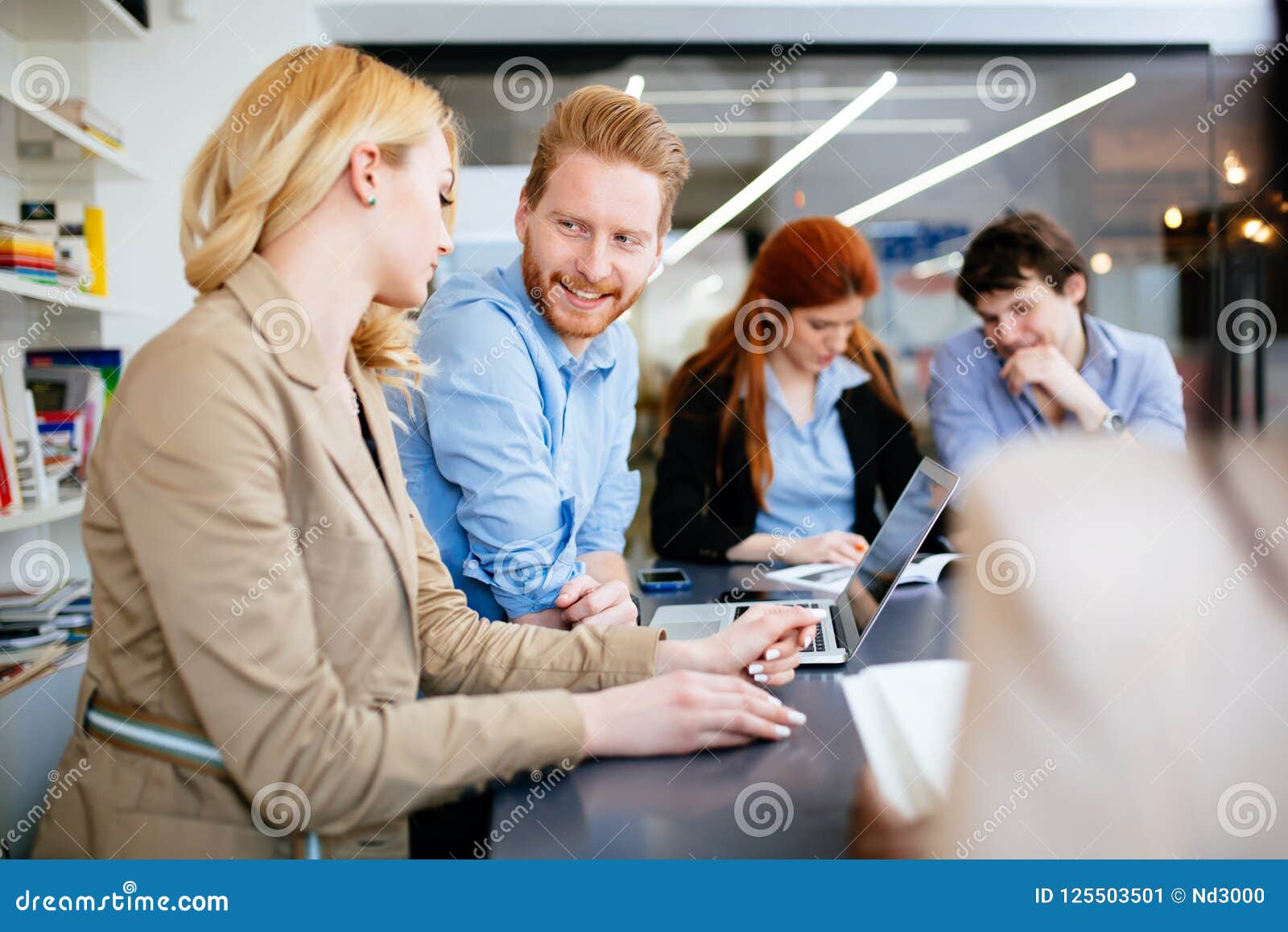 Persone Di Affari Che Lavorano Nell'ufficio Immagine Stock - Immagine ...