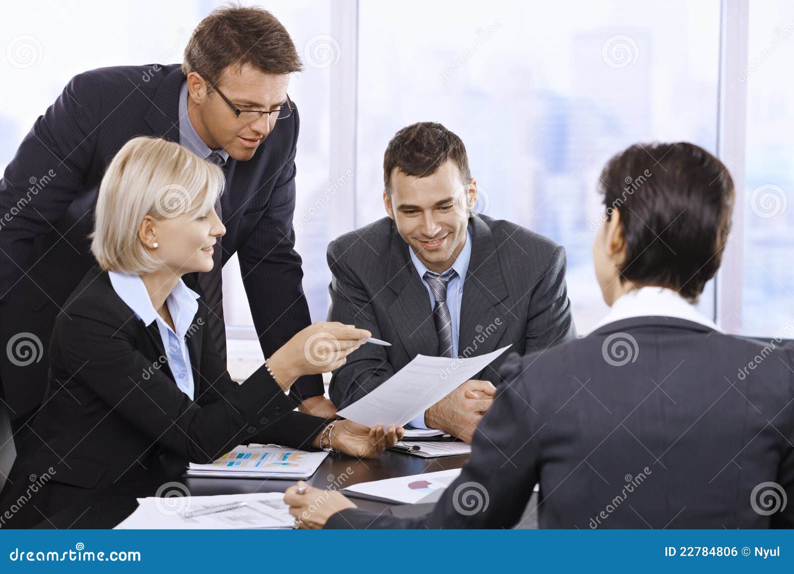 Persone Di Affari Che Lavorano Nell'ufficio Fotografia Stock - Immagine ...