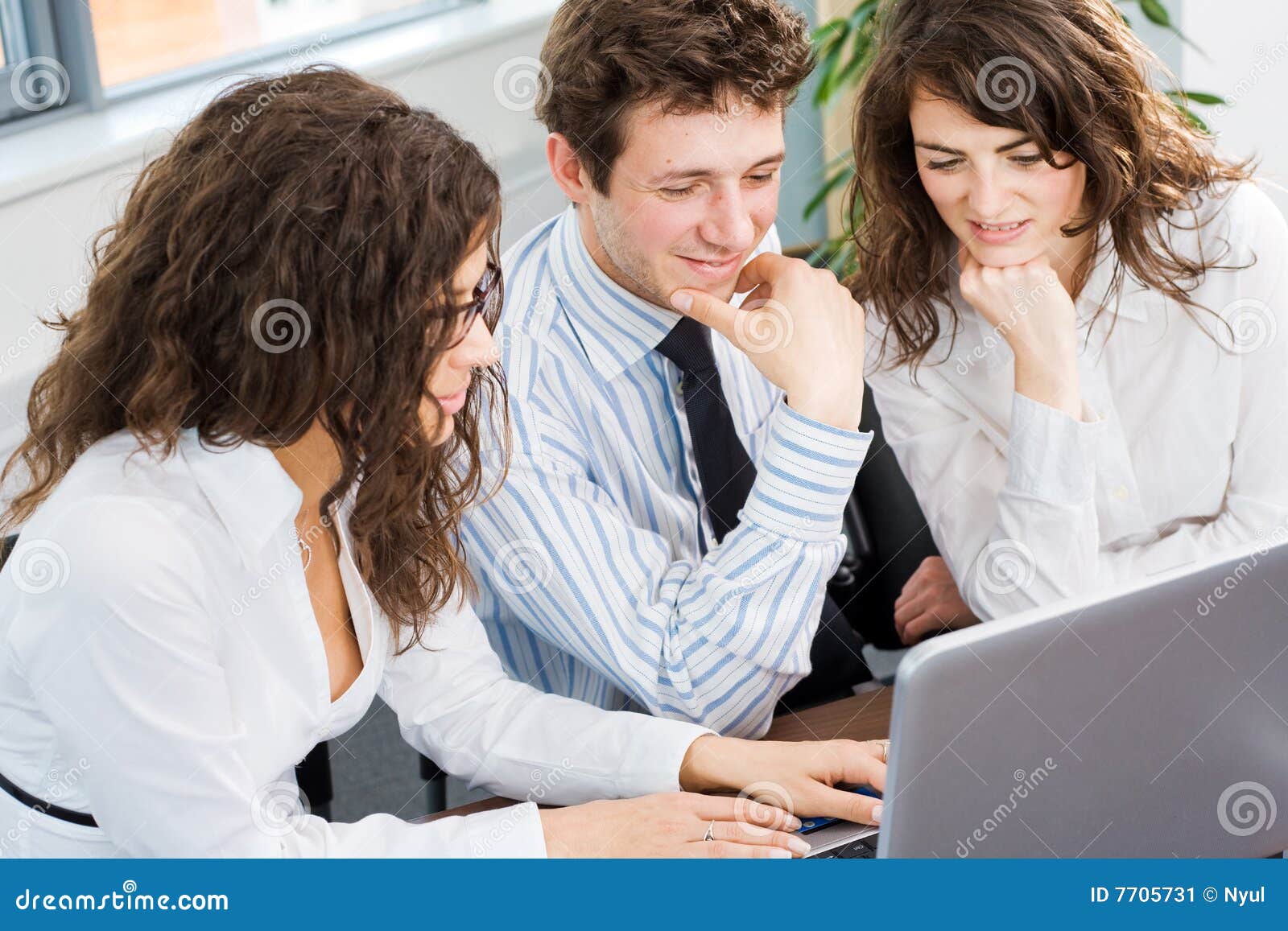 Persone Di Affari Che Per Mezzo Del Computer Portatile Immagine Stock ...