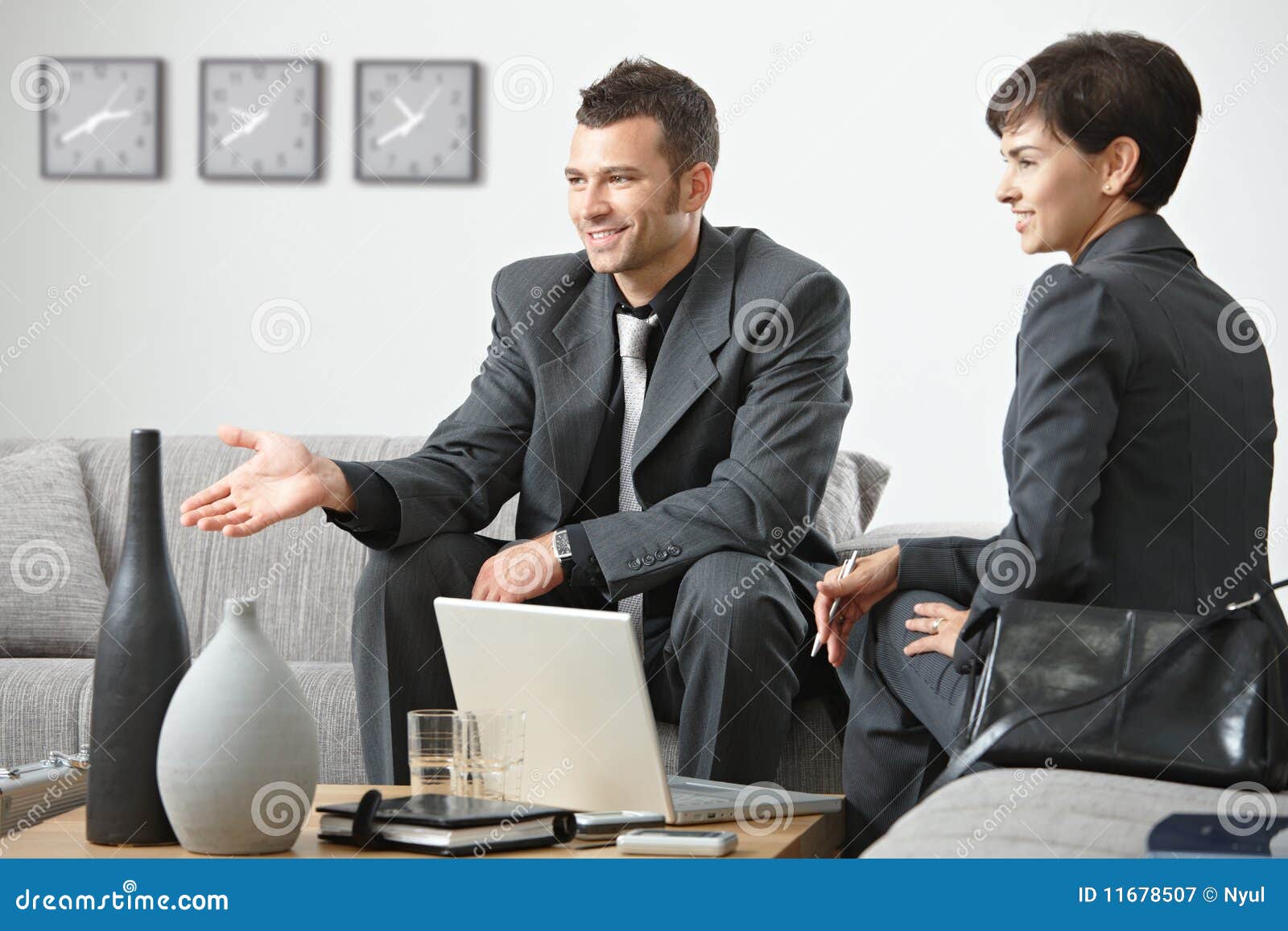 Persone Di Affari Che Si Incontrano All'ufficio Immagine Stock ...