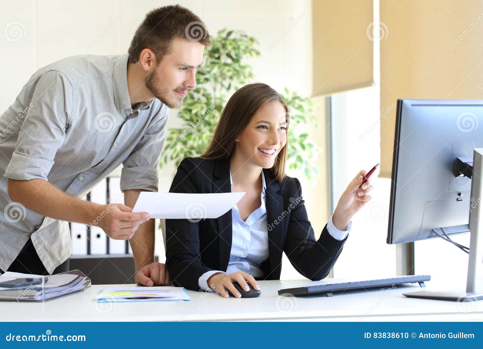 Persone Di Affari Chelavorano All'ufficio Fotografia Stock - Immagine ...