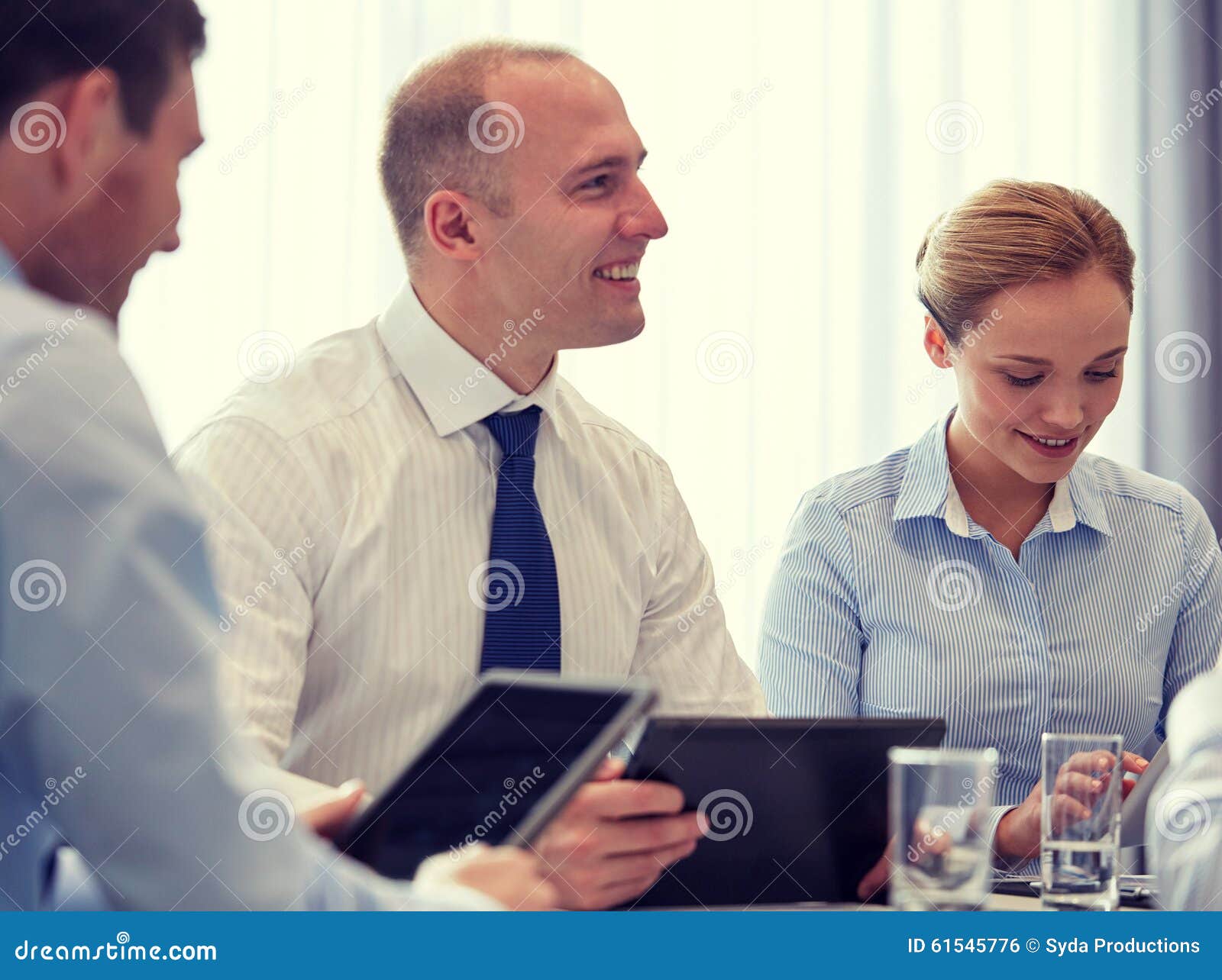 Persone Di Affari Sorridenti Con Il Pc Della Compressa in Ufficio ...