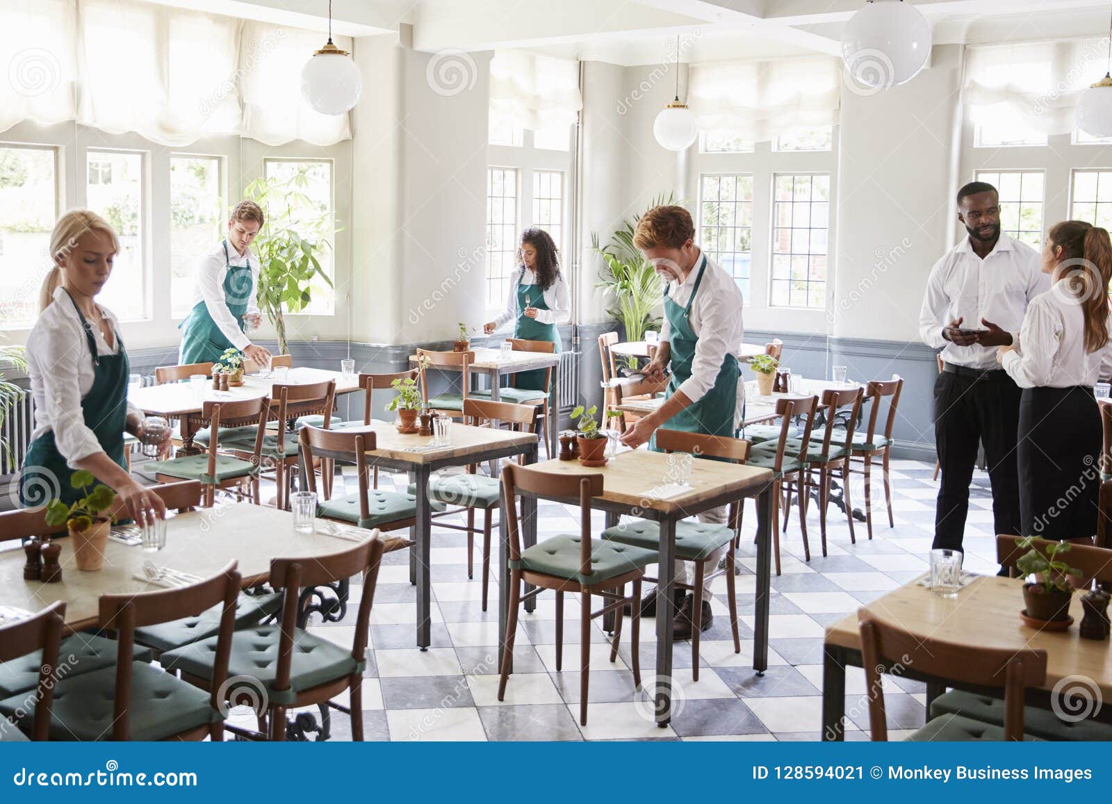 Personeel Die Lijsten in Leeg Restaurant Leggen Stock Afbeelding ...