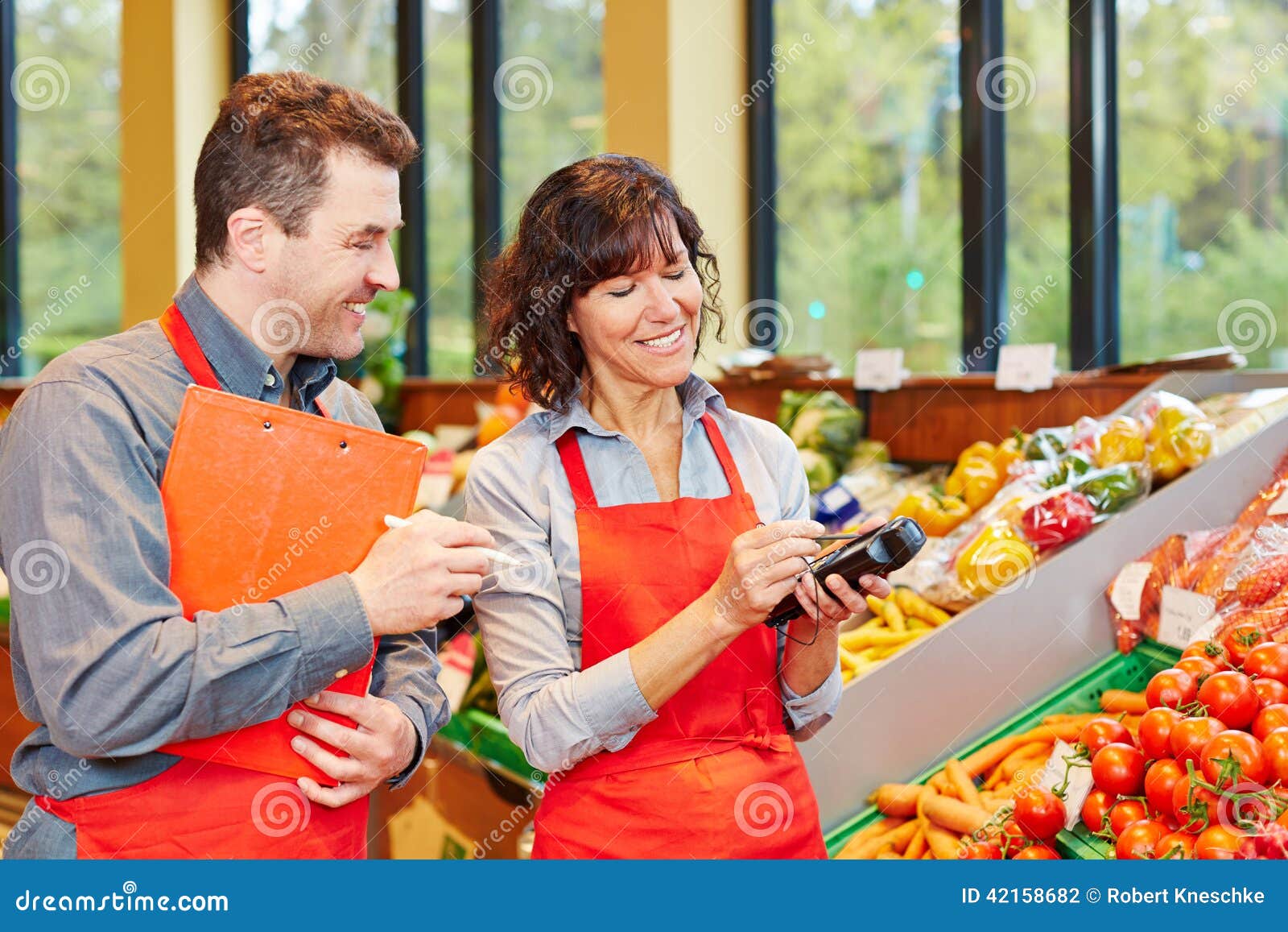 Personeel in Supermarkt Mobiel Gebruiken Stock Foto - Image of ...