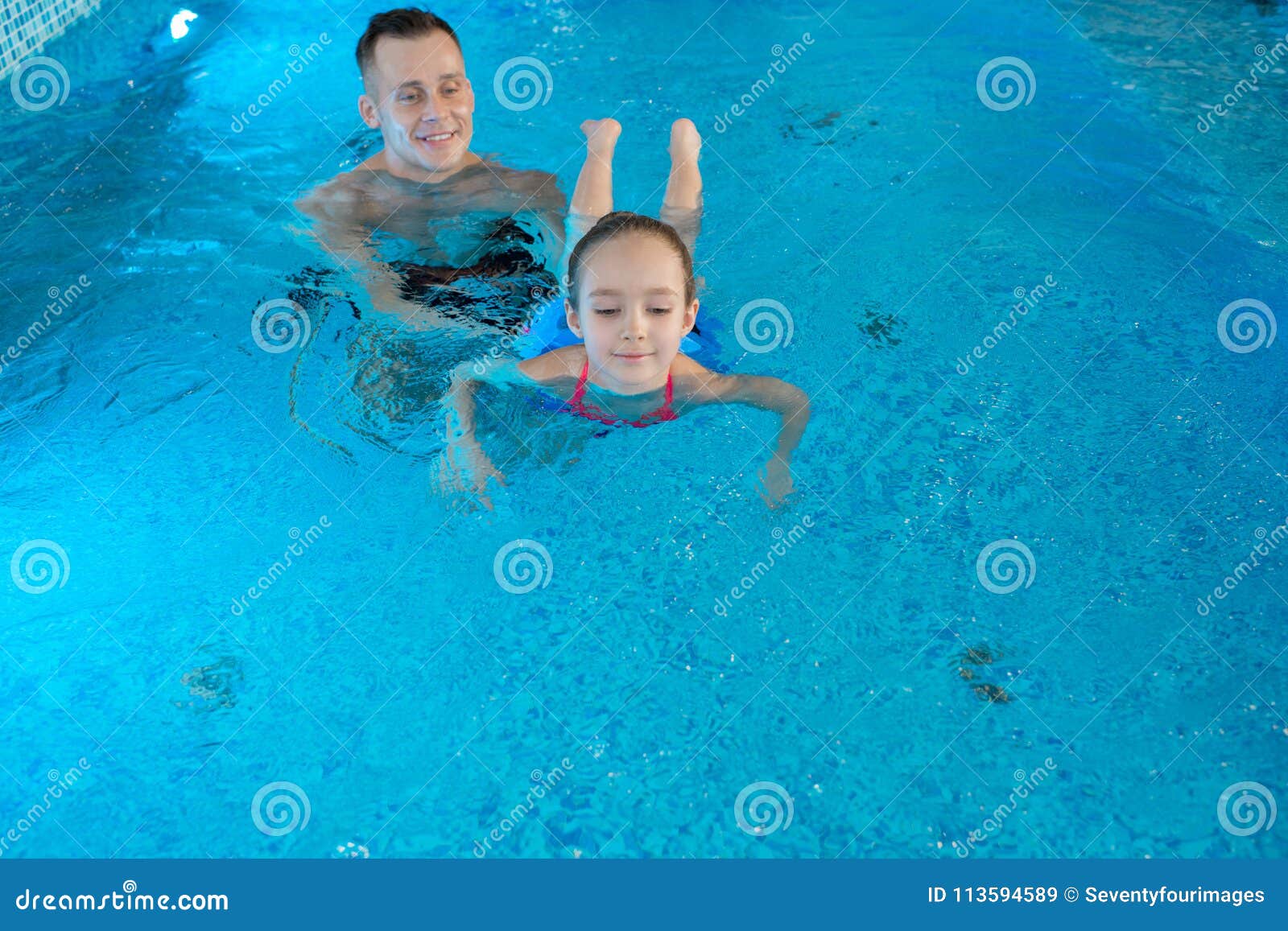 Personlig Lagledareundervisningflicka Som Simmar Fotografering för ...