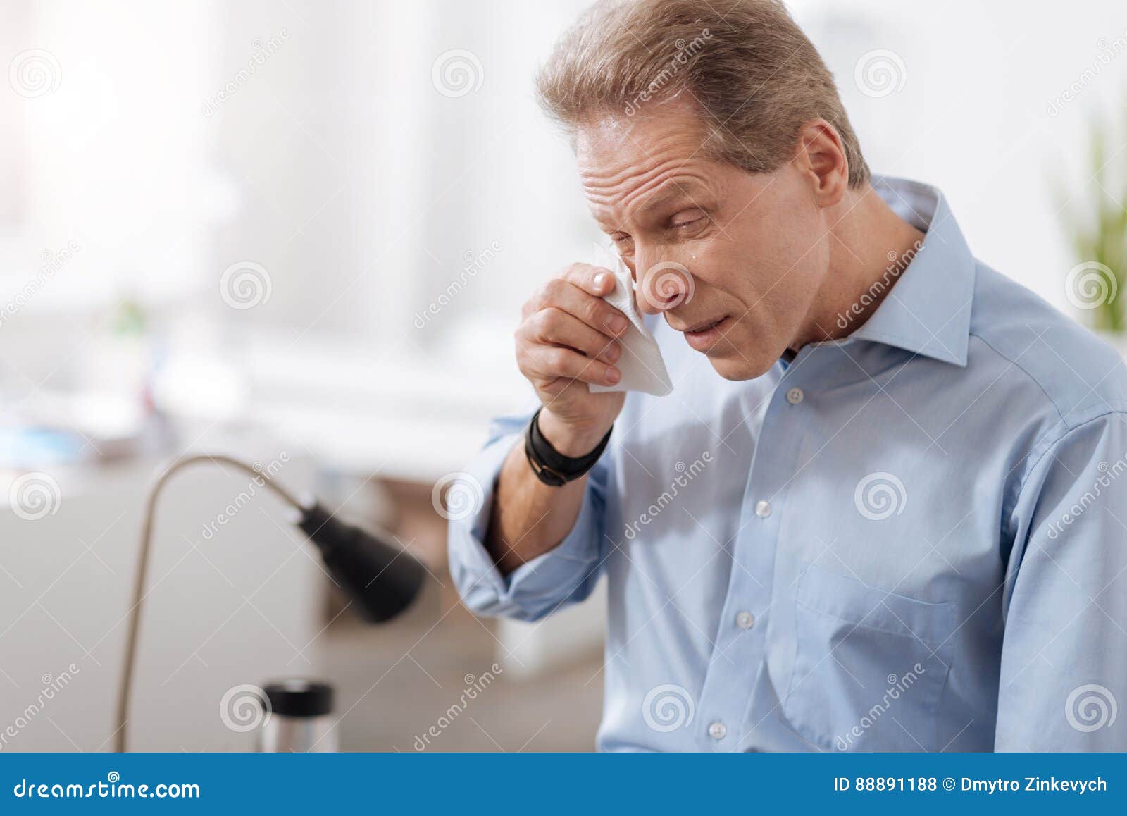 Personne Masculine Malade Ridant Son Front Photo stock - Image du ...