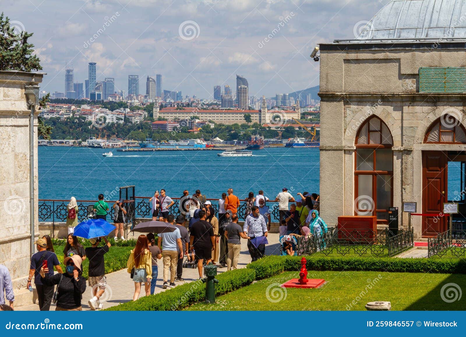 Personnes Devant Le Palais De Topkapi Surplombant Istanbul Turkey ...