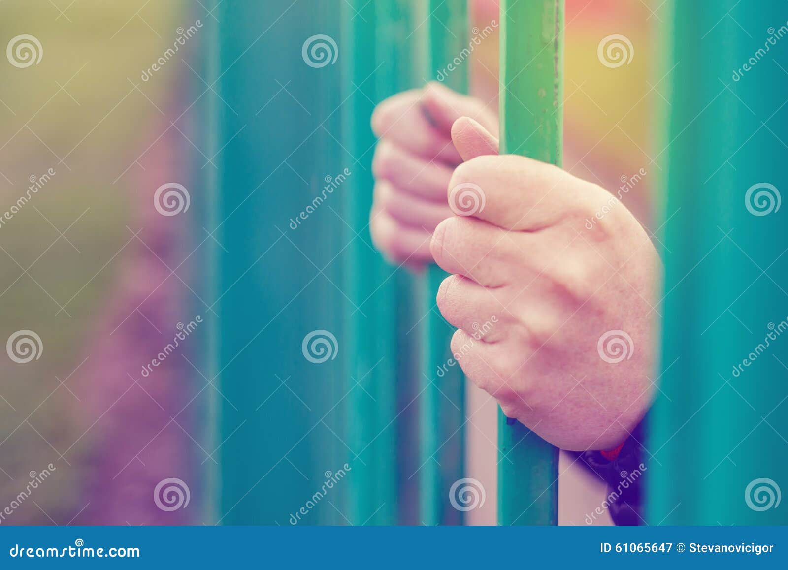 Persoon achter de tralies stock afbeelding. Image of greep - 61065647