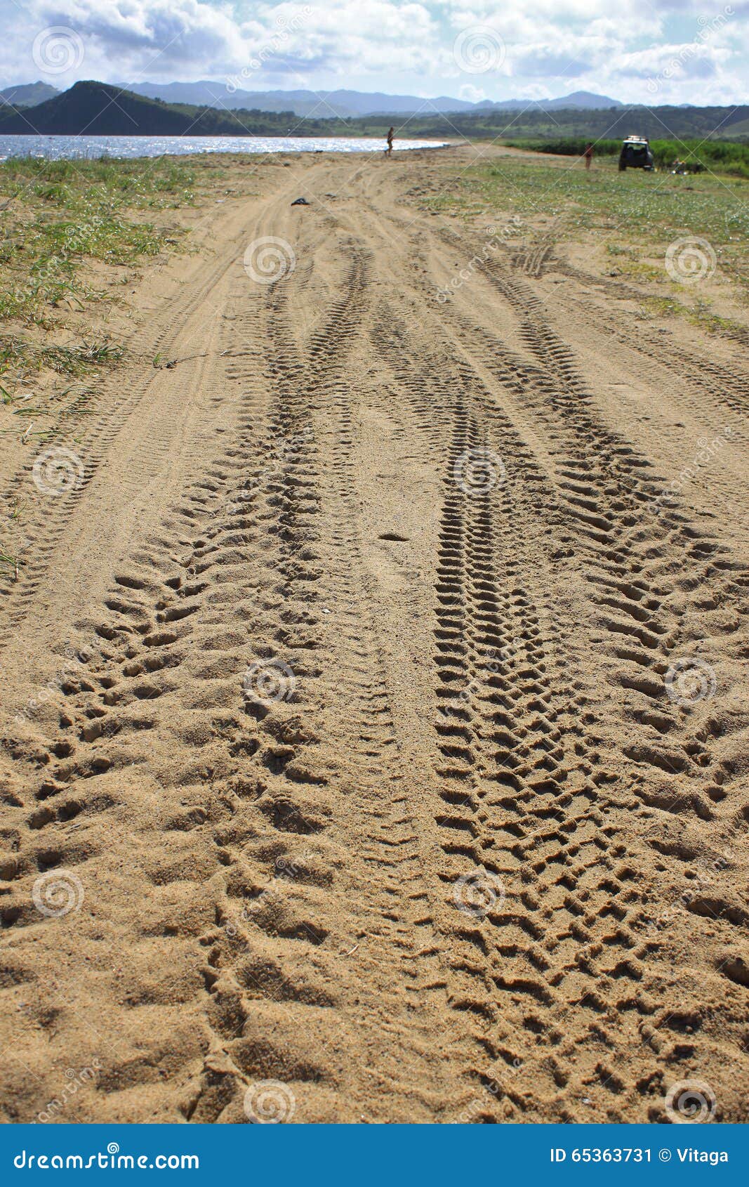 Perspectief Van Sporen Op Zandig Strand Stock Afbeelding - Image of ...