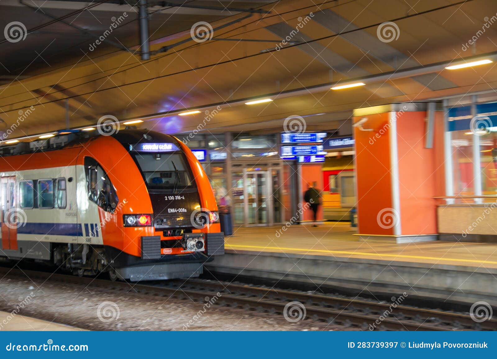 Perspective View of a Platform in Central Railway Station Editorial ...