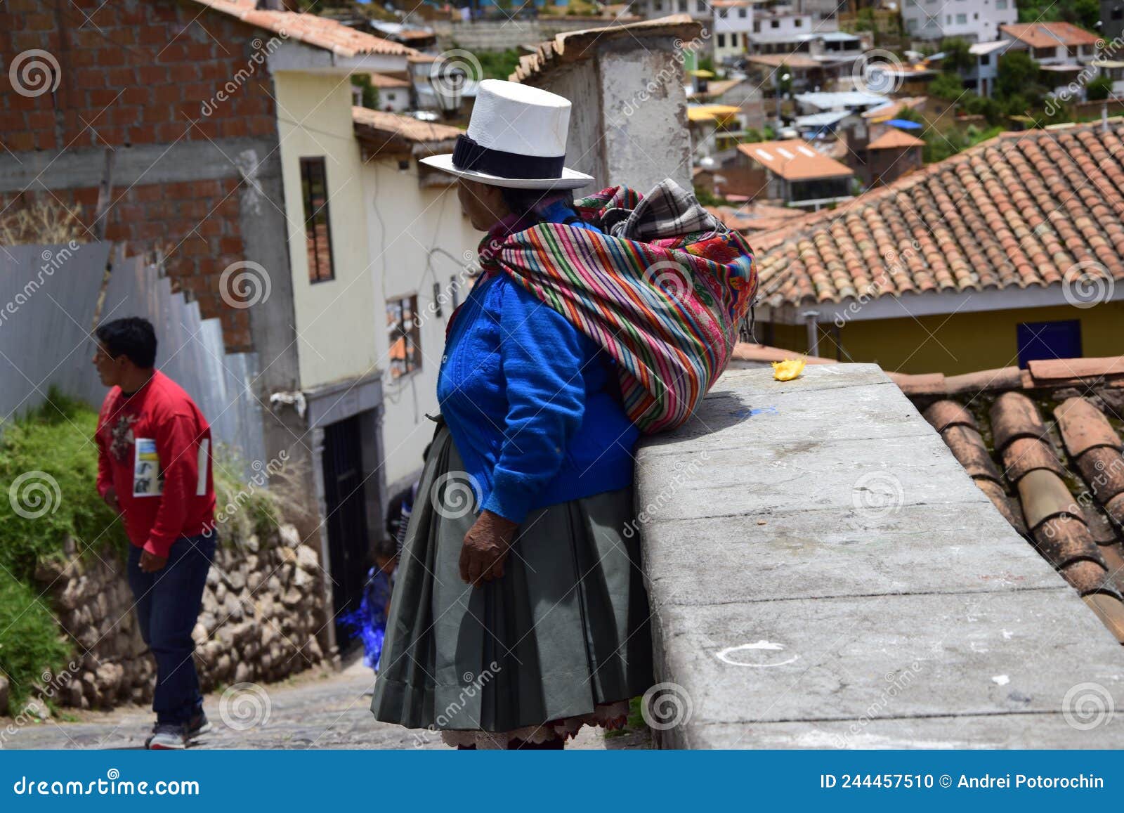 Peruanas Con Ropa Tradicional De Cusco Peru Imagen editorial - Imagen ...