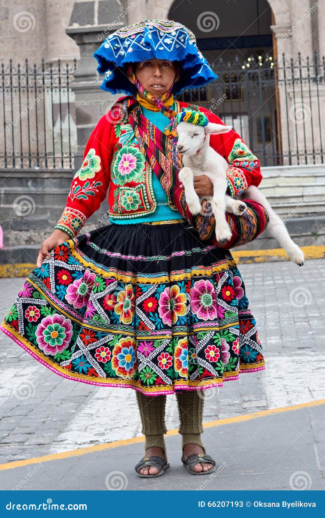 Peruansk Kvinna I Arequipa, Peru Redaktionell Arkivfoto - Bild av ...