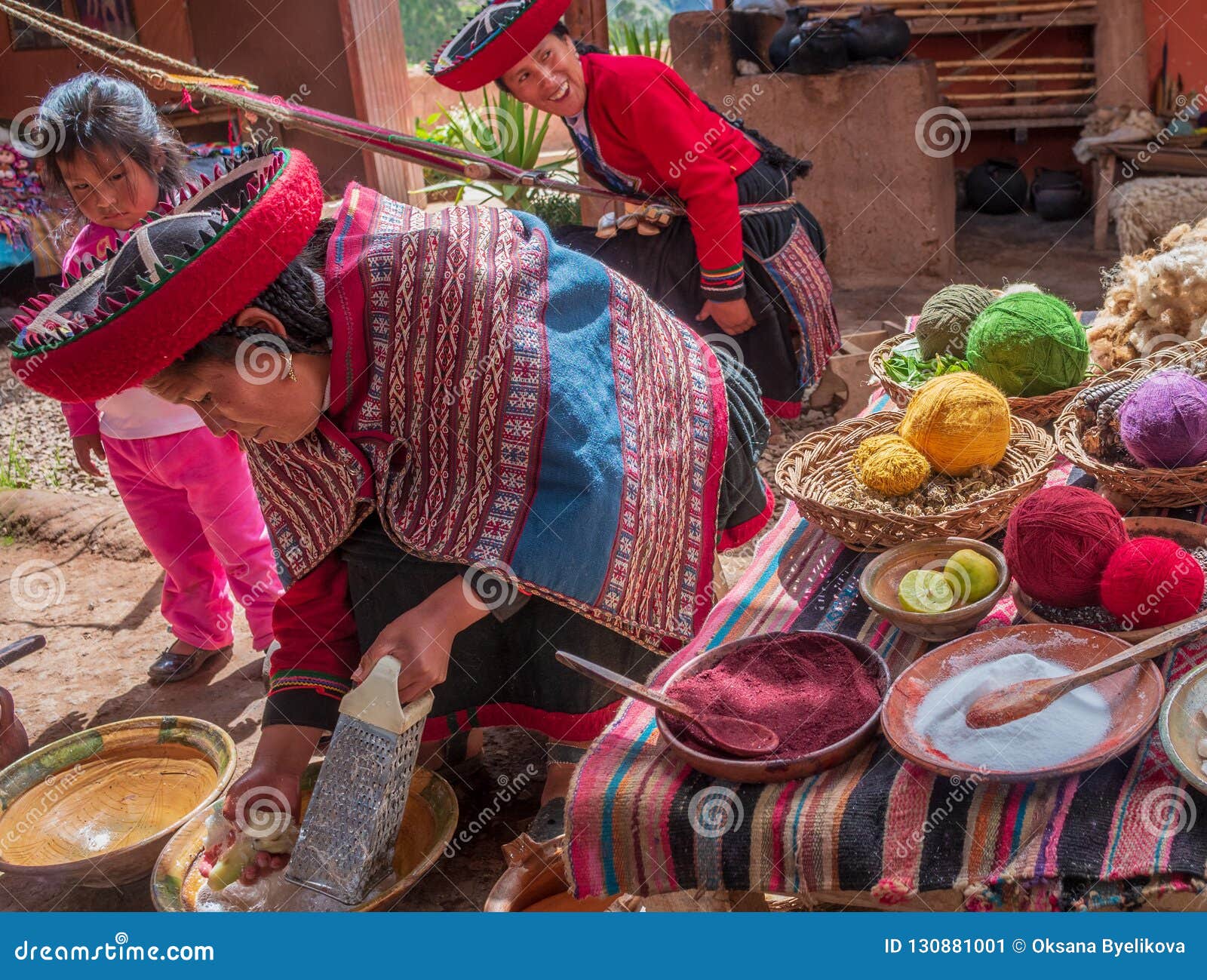 Peruansk Kvinna I Chinchero Redaktionell Bild - Bild av hand, aloud ...